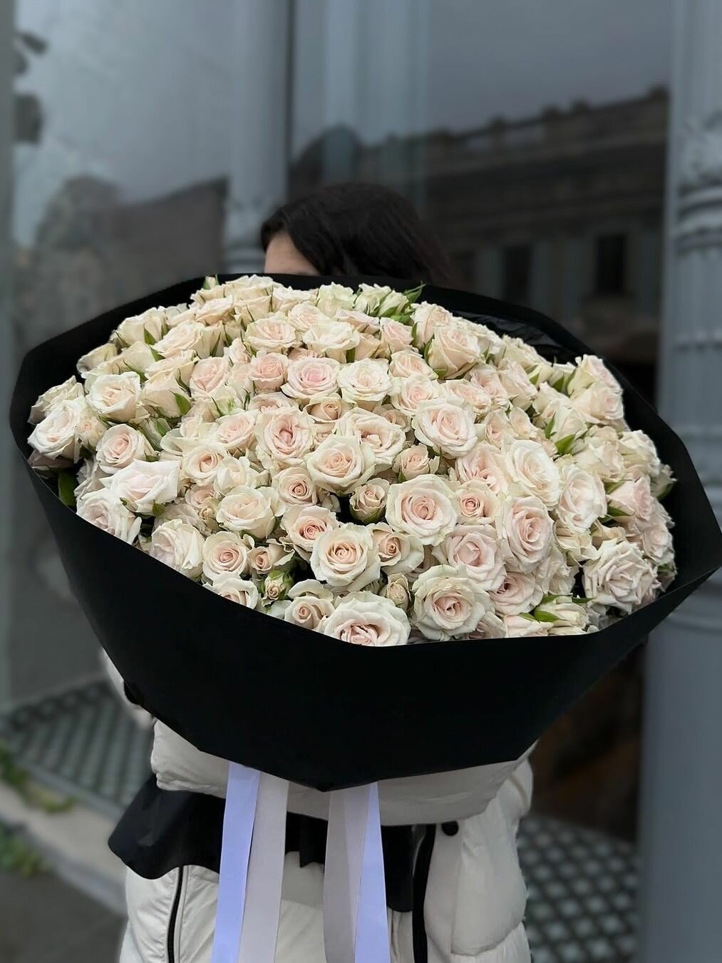 Букет из белой кустовой розы