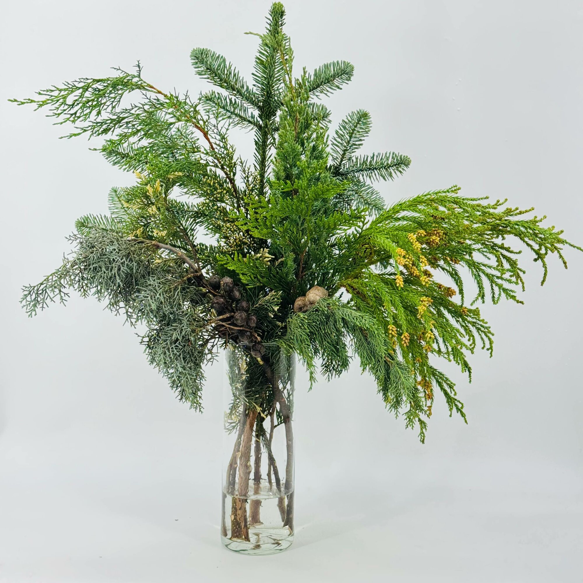 Зимний букет из натуральной хвои нобилис, туя, мережка, кипарис, можжевельник, для декорирования