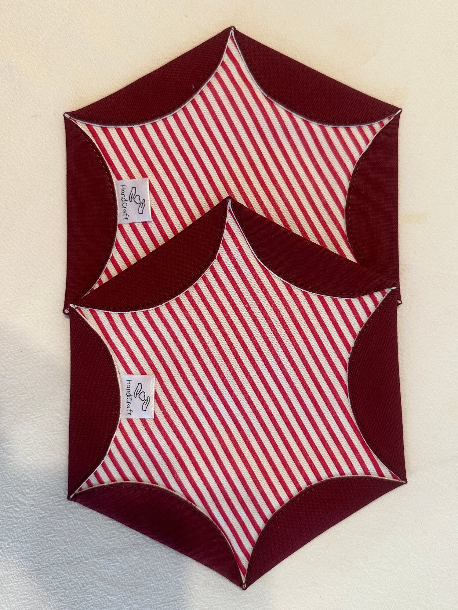 Сервировочные салфетки на стол, мини, плейсматы, красная полоска с бордовым, в форме звездочки, d 15 см, 2 шт.