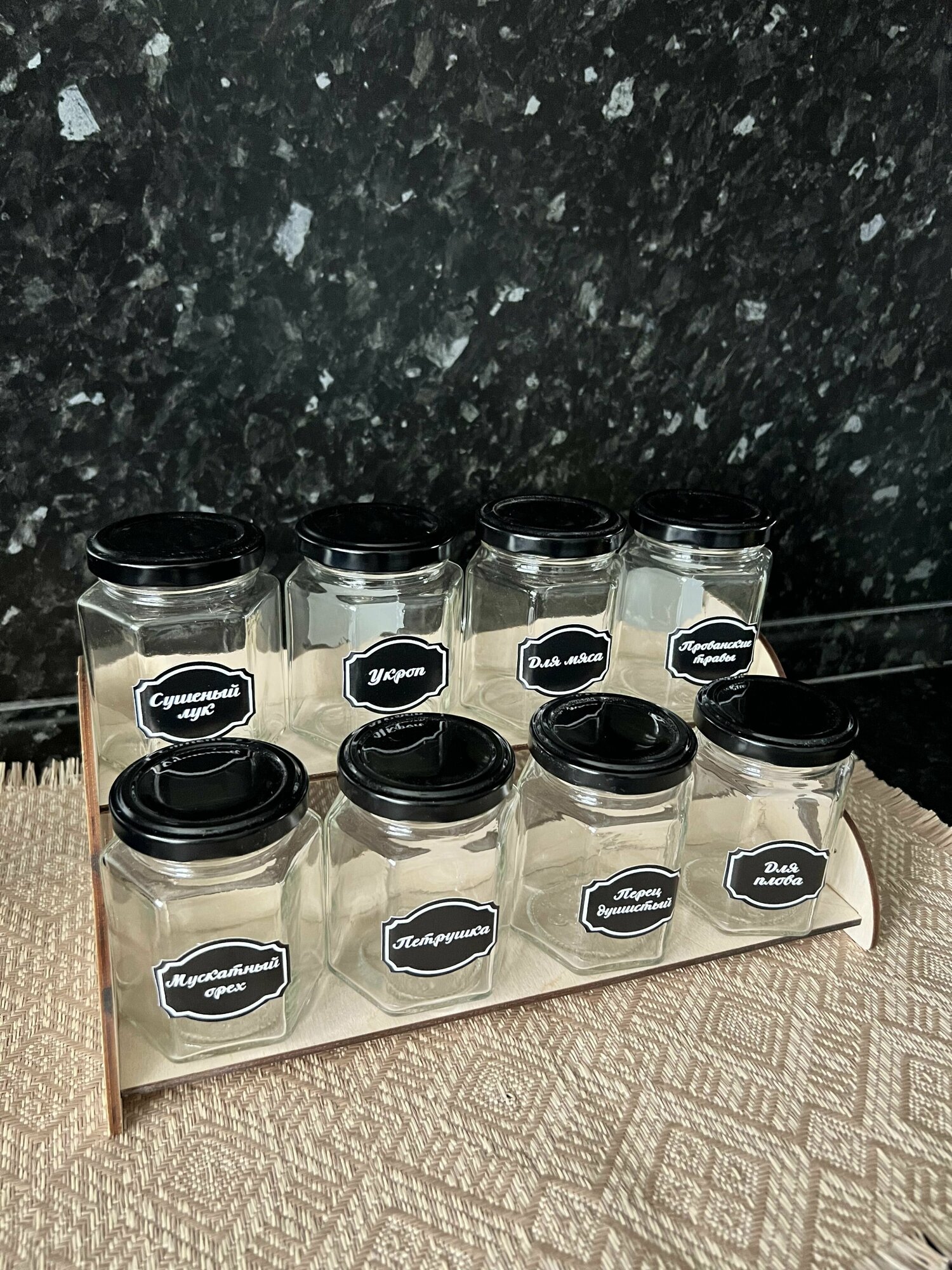 Набор стеклянных баночек для хранения специй со светлой полкой для кухни