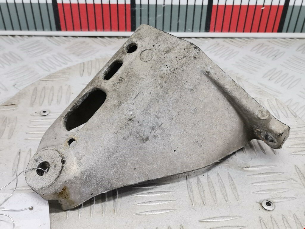 Кронштейн (крепление лапа) двигателя Jaguar S-Type арт. 2024837