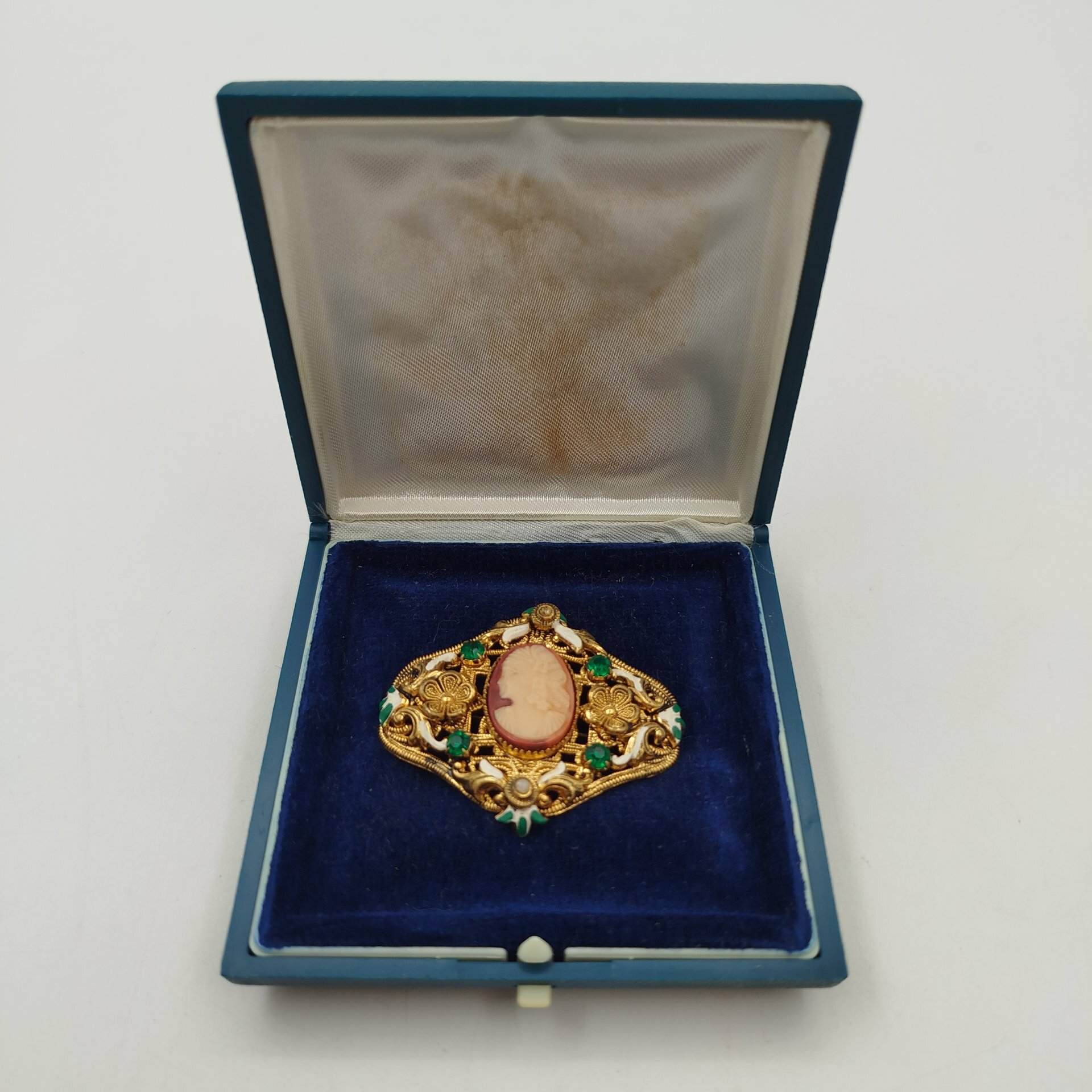 Брошь винтажная с резной камей в виде женского профиля в обрамлении цветочных элементов (в футляре)