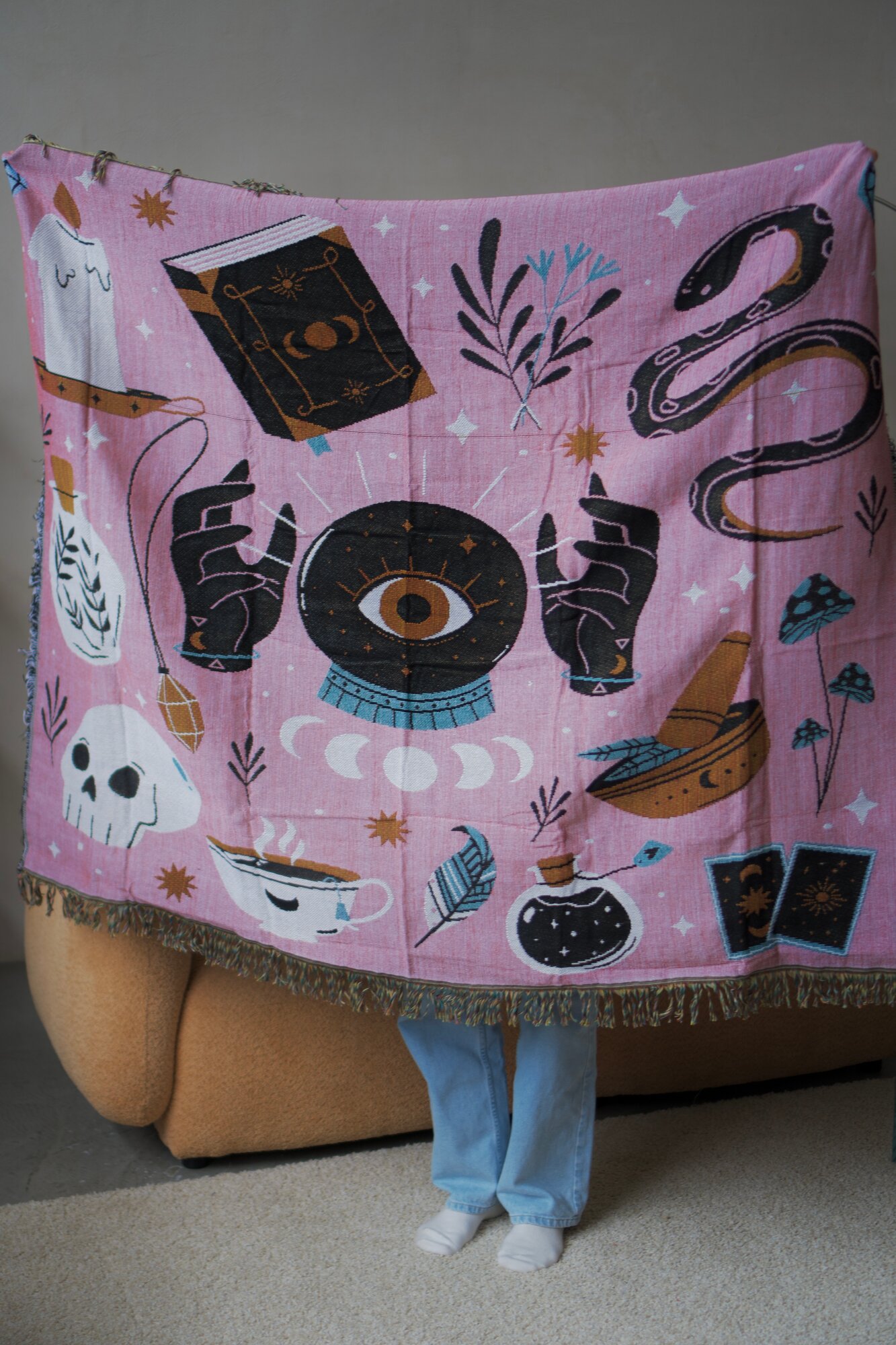 Декоративный плед накидка на кресло или диван в размере 130х160 см с мистическим дизайном