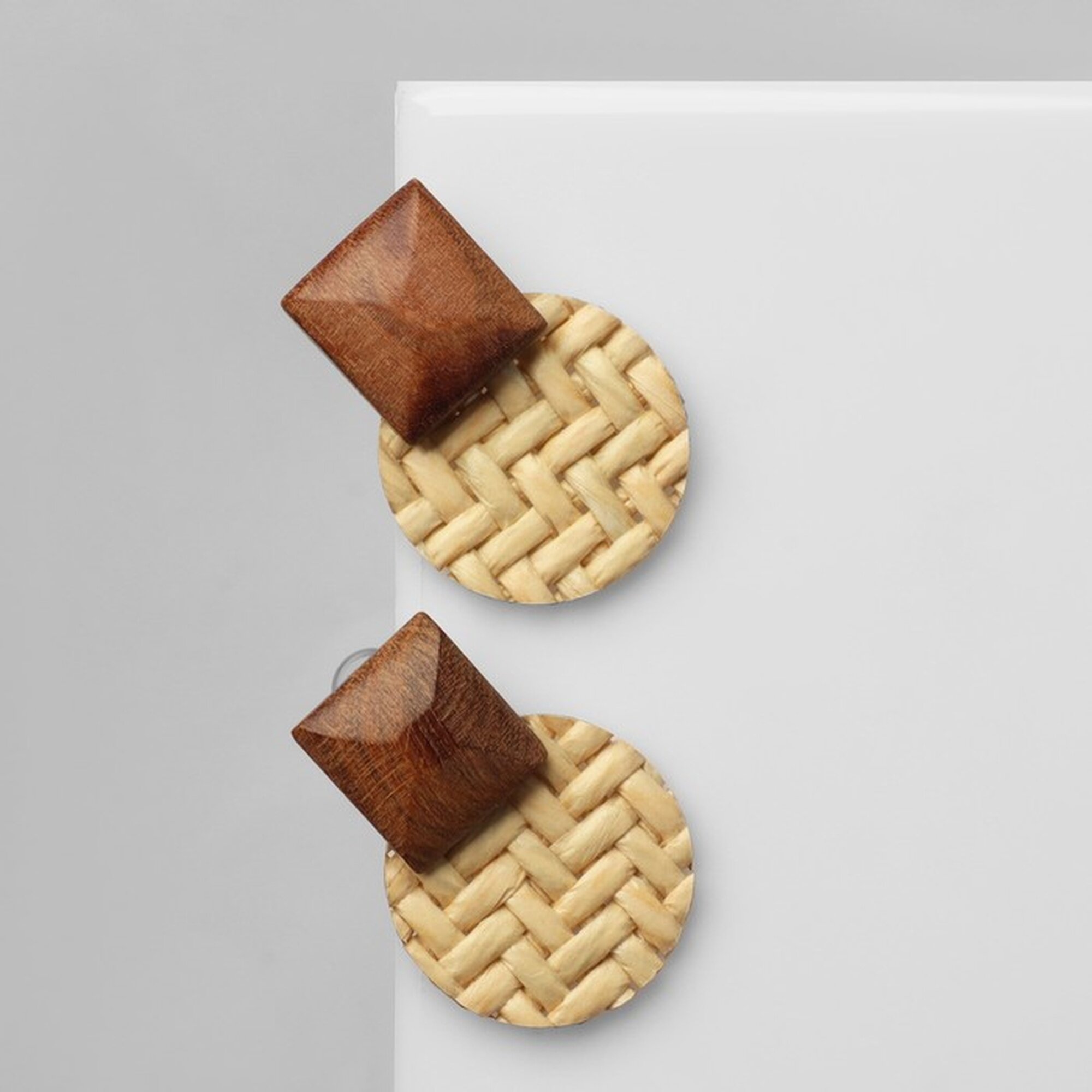 Серьги пусеты, дерево