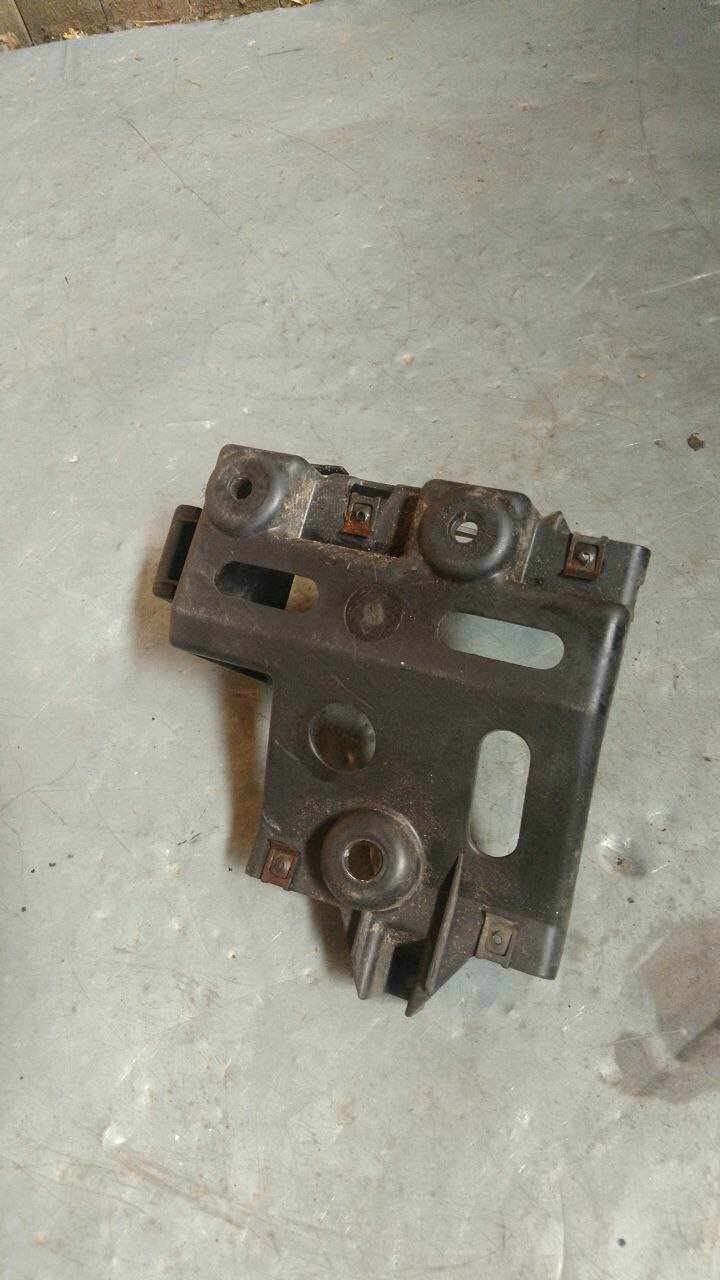 Крепление блока предохранителей Dodge Caravan 4 (2000 - 2007) 4868077AD