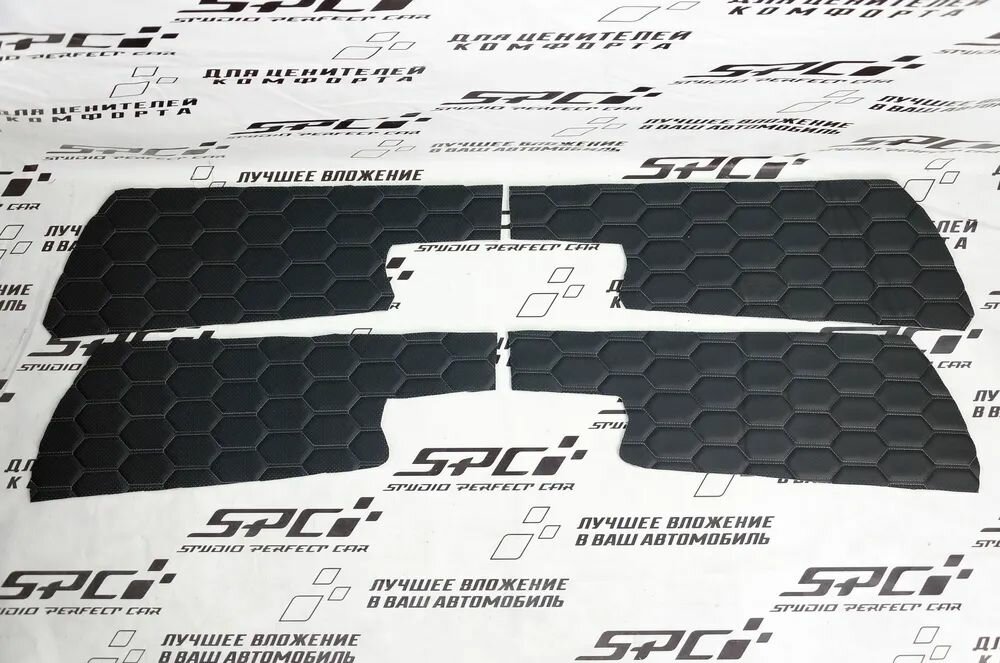 Вставки в дверные карты из экокожи на Lada Priora/Лада Приора, черная перфорация с белыми сотами