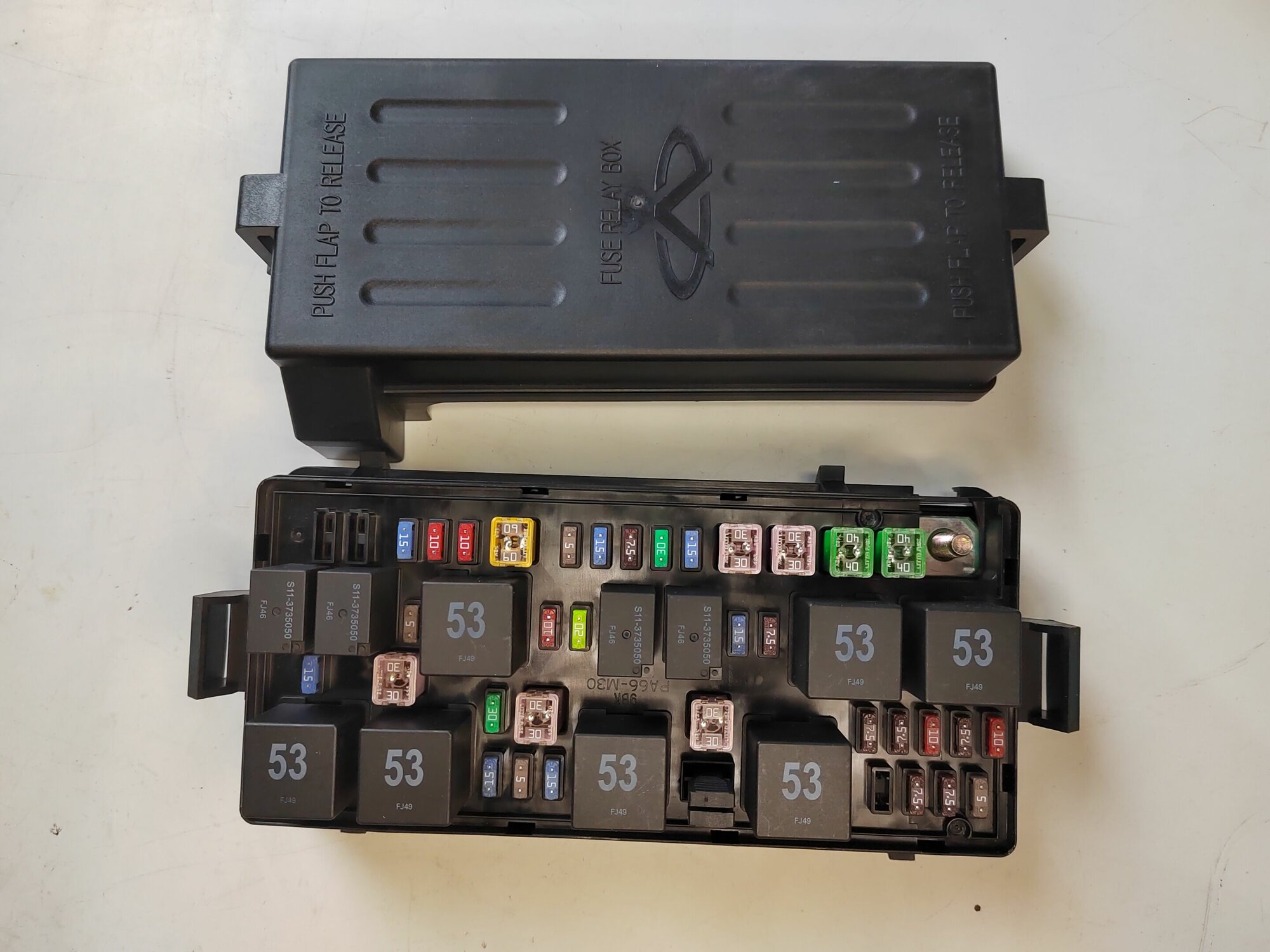 Блок предохранителей Chery Fora [1.6 16V 5MT седан] A213723010