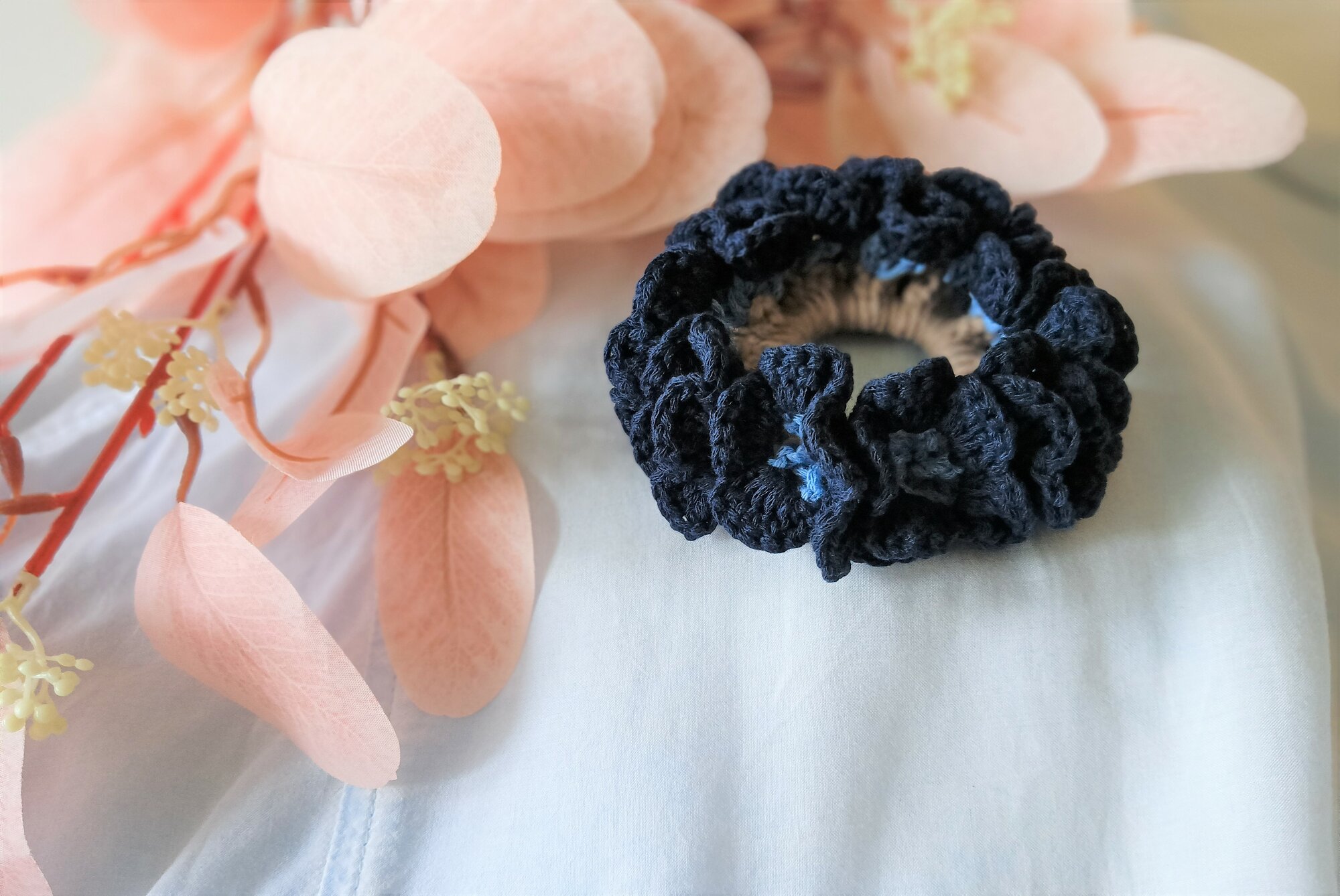 Резинка для волос вязаная 1 шт. Цветы фиолетовые.