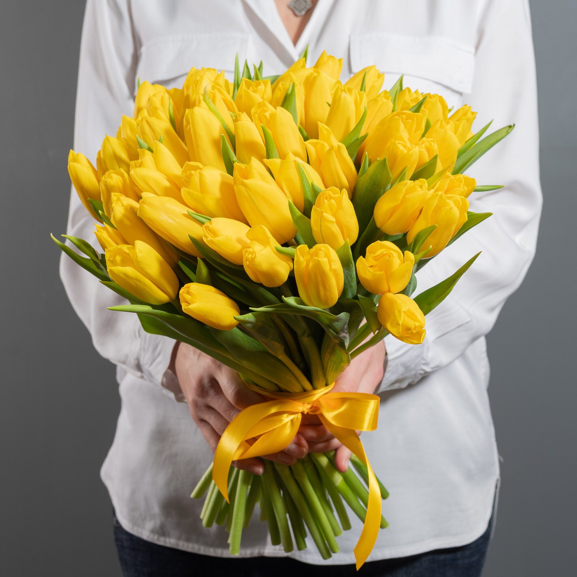 Букет Flor-Pro Flowers живых цветов из 51 желтого тюльпана с атласной лентой