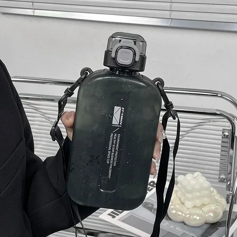 Плоская квадратная прозрачная бутылка для воды, портативная дорожная столовая с регулируемым ремешком, элегантная тонкая бутылка для спортивного кемпинга, YB-0792-Black, 750ml