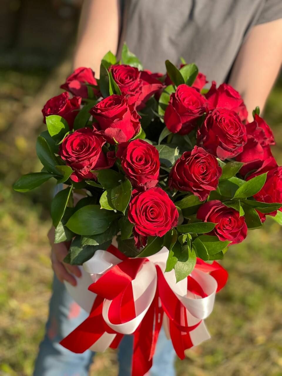 Розы красные в коробке 21шт