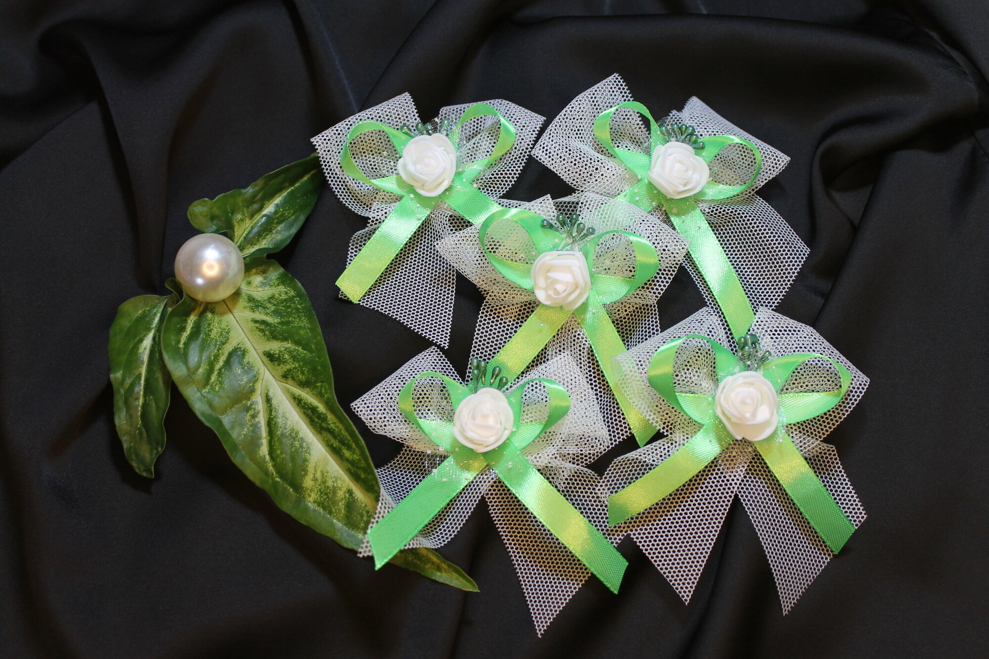 Бутоньерки "BloomArt" для любого праздника / Набор 5 шт салатово/белые