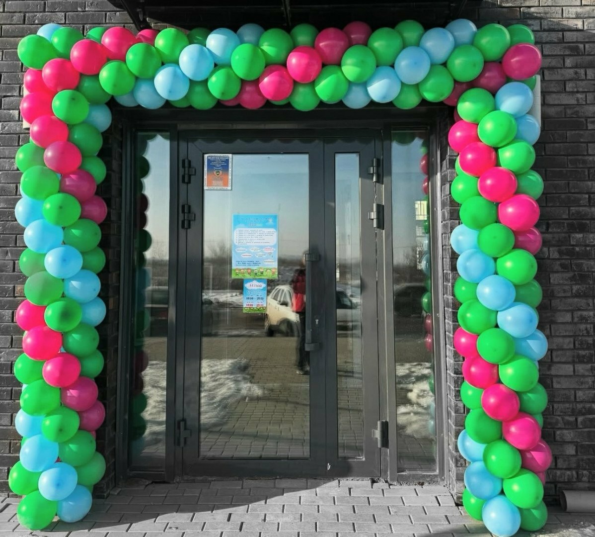 Витая гирлянда из шаров для оформления входа