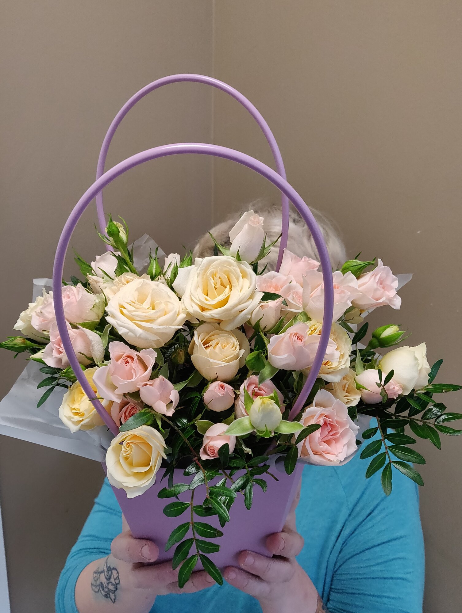 Кустовые розы в сумочке. Композиция.