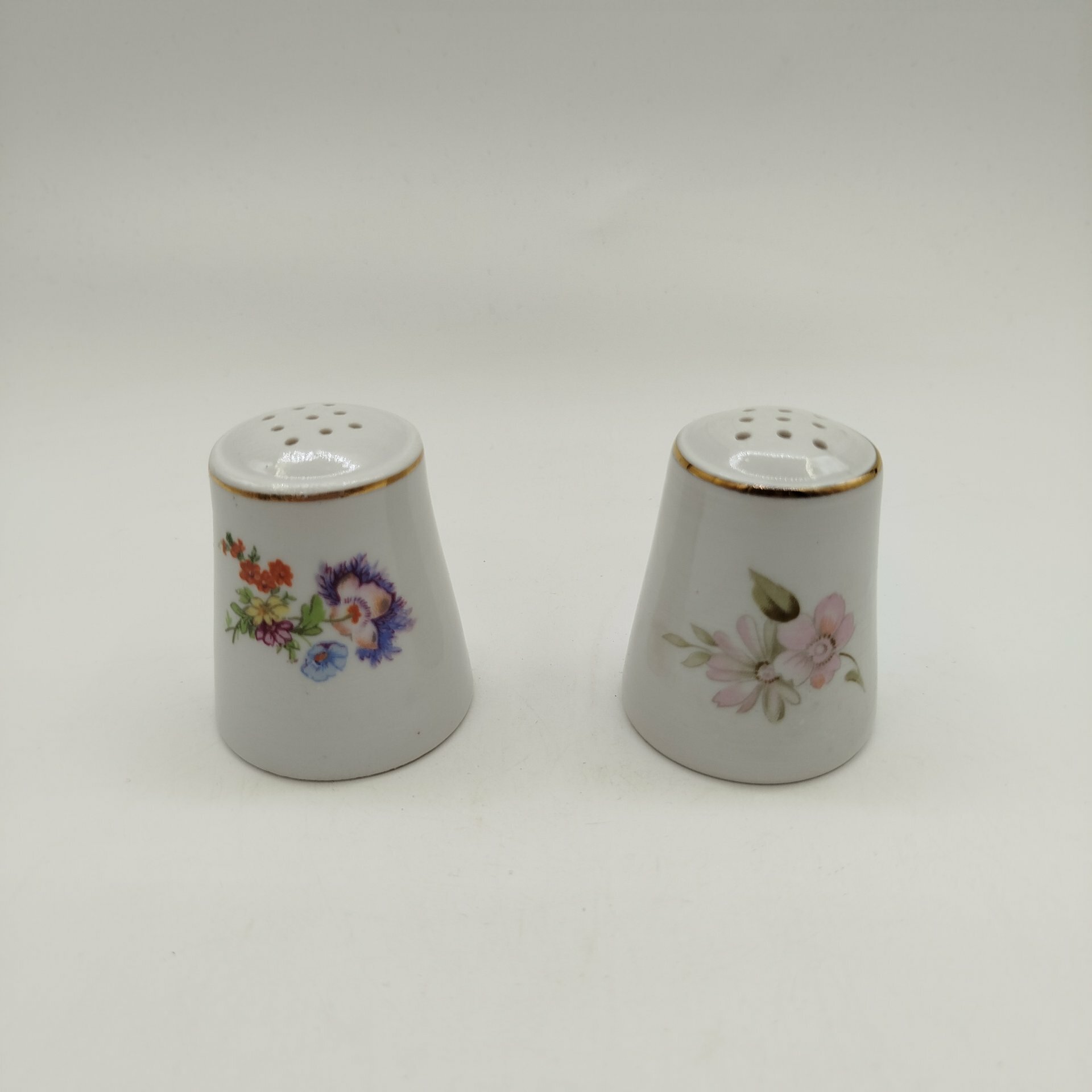 Набор из двух солонок с растительным декором, фарфор, деколь, золочение, СССР