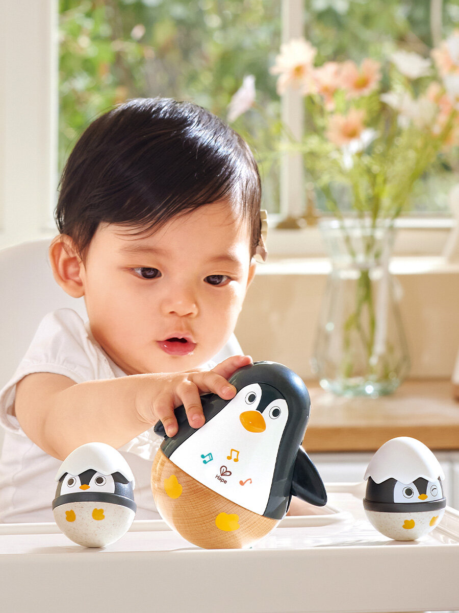 Развивающая игрушка Hape "Малышам" Семья пингвинов, набор неваляшек E0136_HP