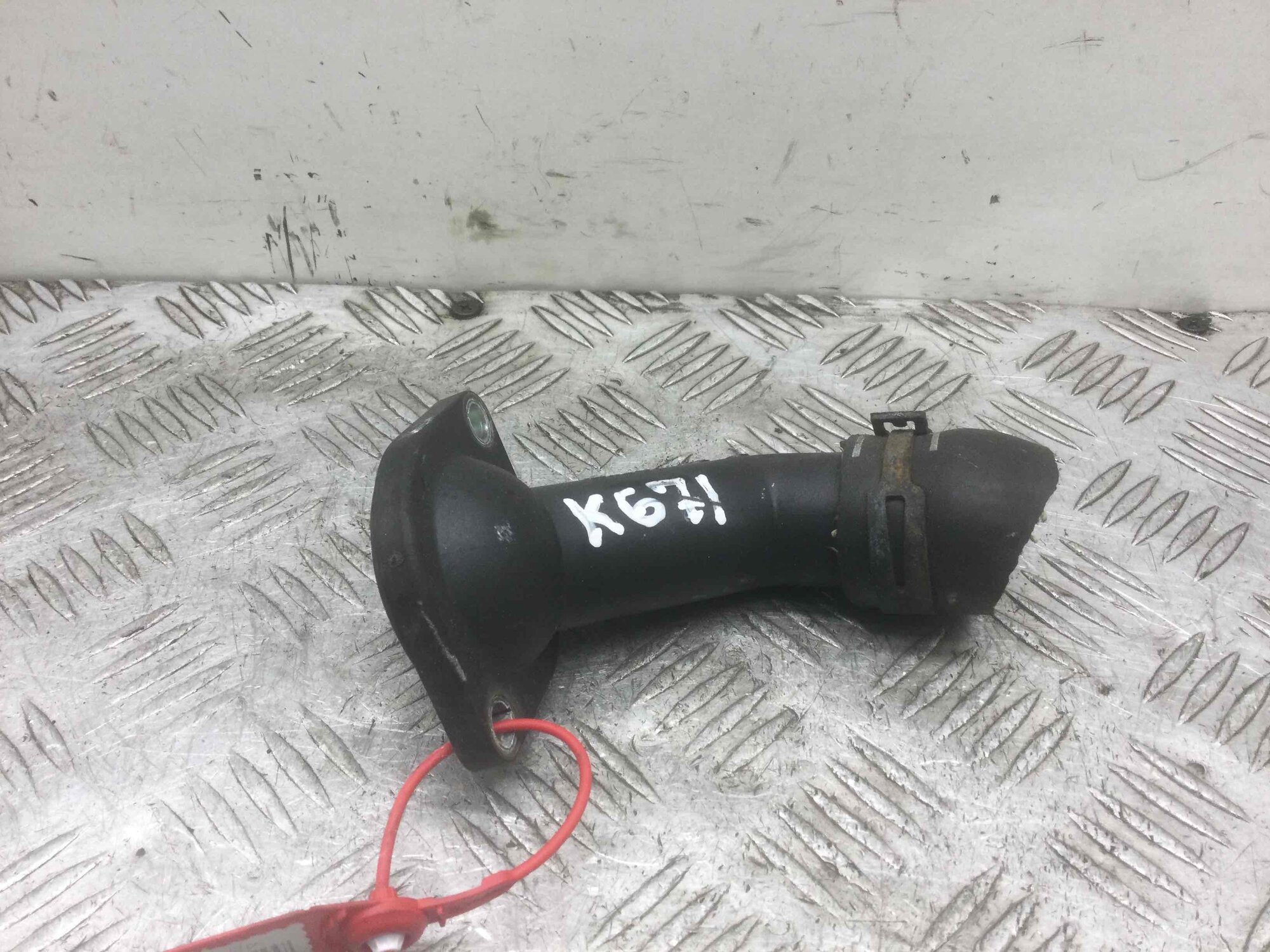 Б/У Фланец (тройник) системы охлаждения Volkswagen Golf 5 поколение (2004-2009) 2007 г.