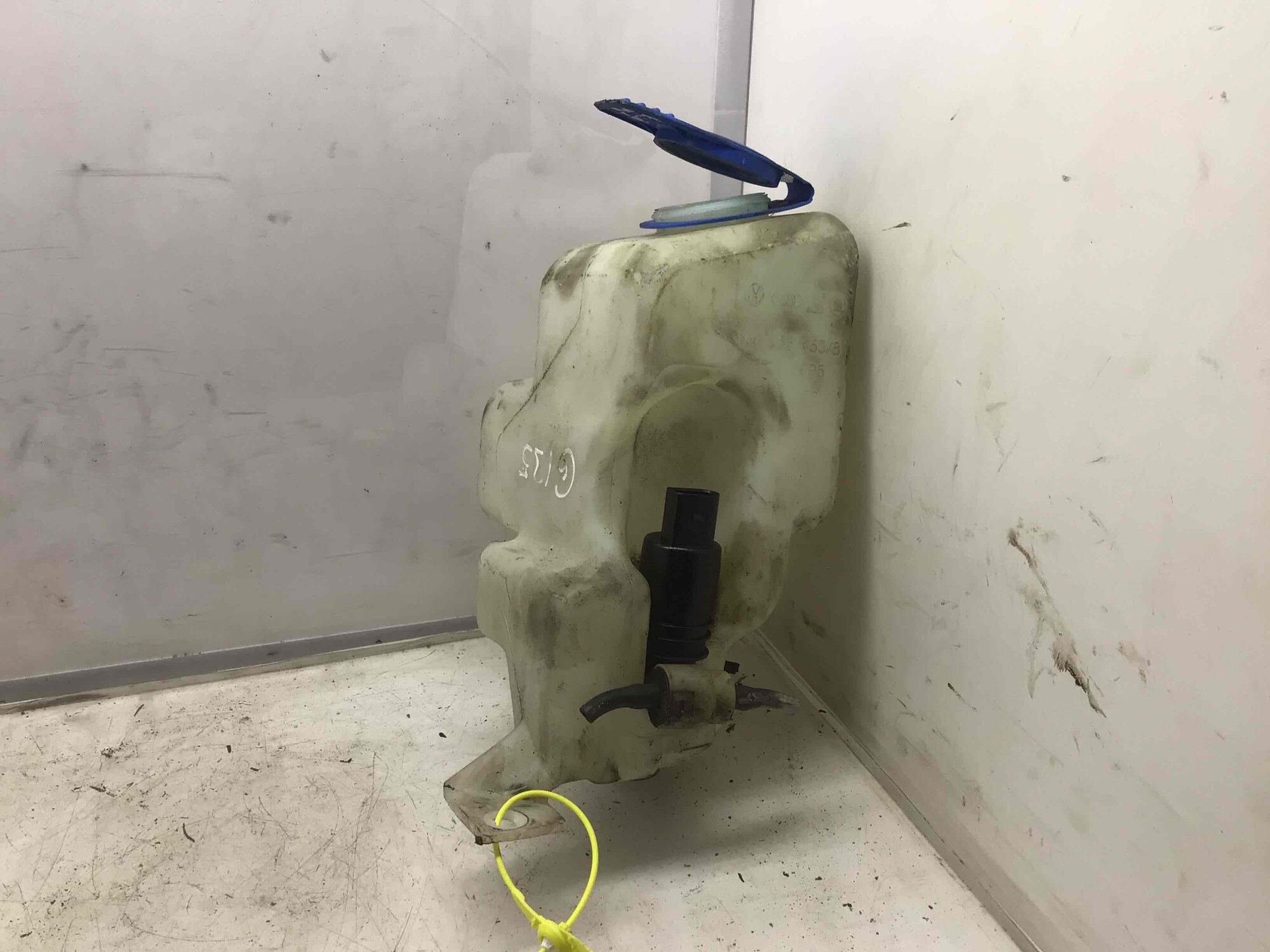 Б/У Бачок омывателя Volkswagen Golf 4 поколение (1997-2004) 2003 г.