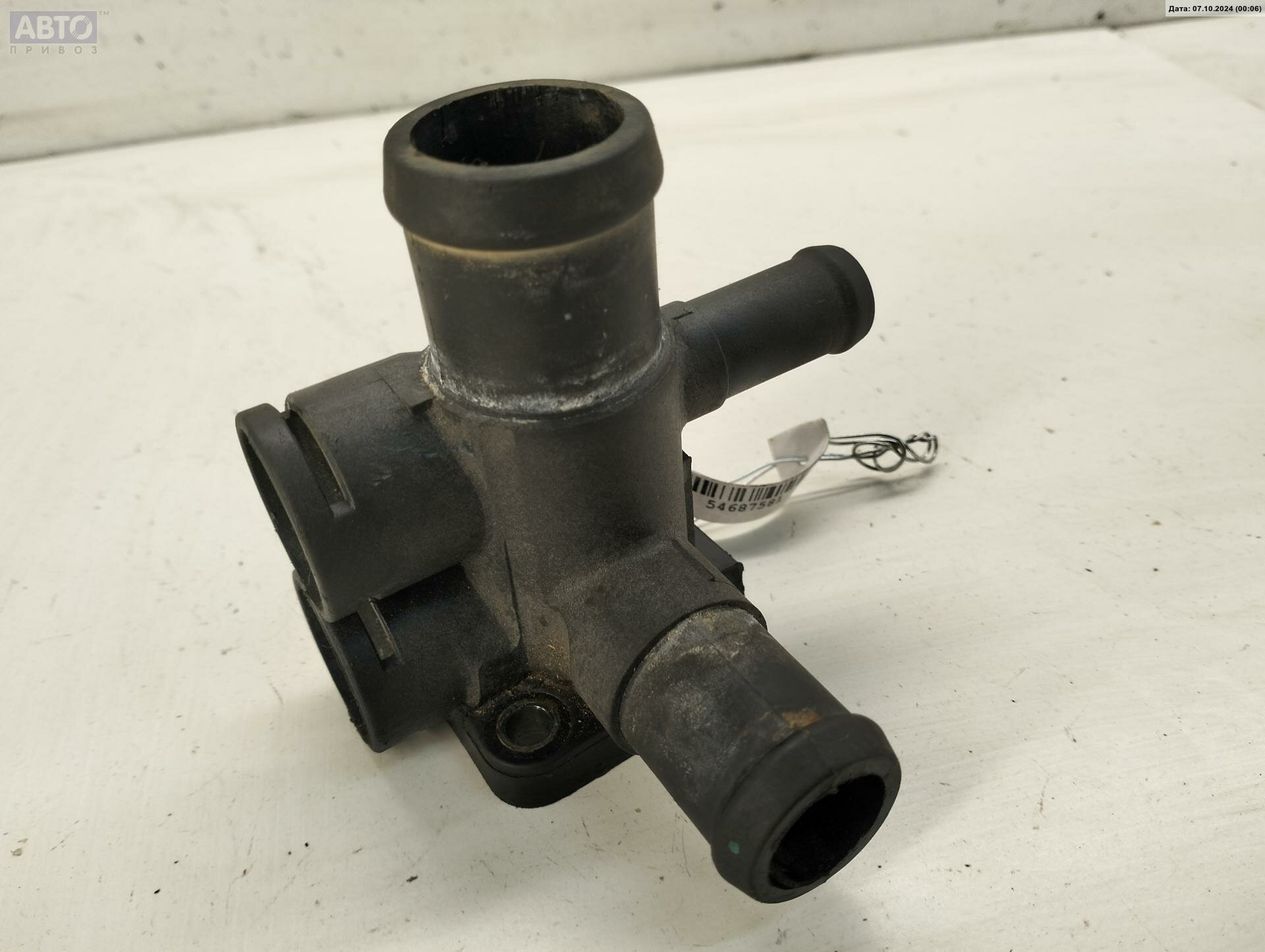 Фланец (тройник) системы охлаждения Volkswagen Passat B3