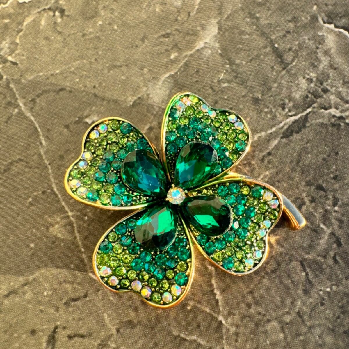 Брошь, стразы