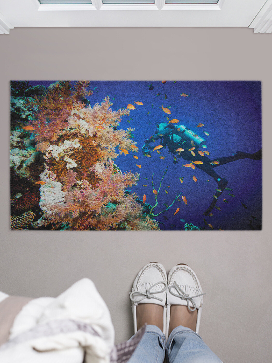 Коврик придверный в прихожую с принтом "Аквалангист и стайки рыб" 45 на 75 см , JoyArty