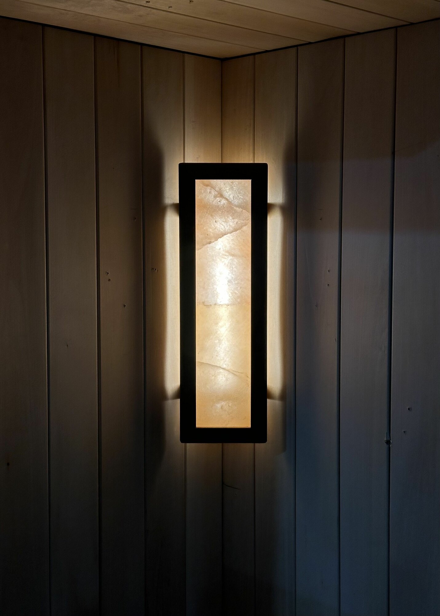 Aбaжур угловой для бaни и сaуны со светодиодной лентой из гимaлaйской соли с блоком, 450*150, дуб