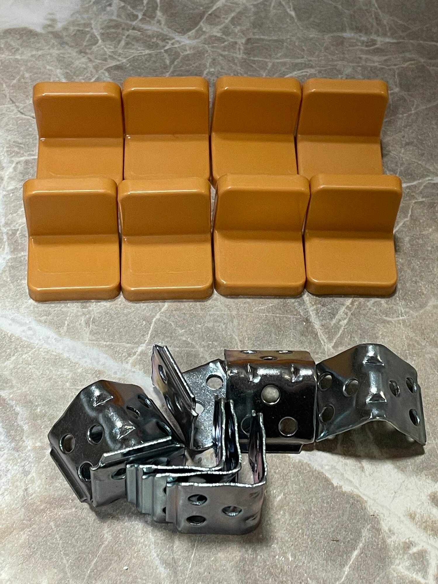 Уголок металлический с пластиковой крышкой, вишня/ольха (8 шт)