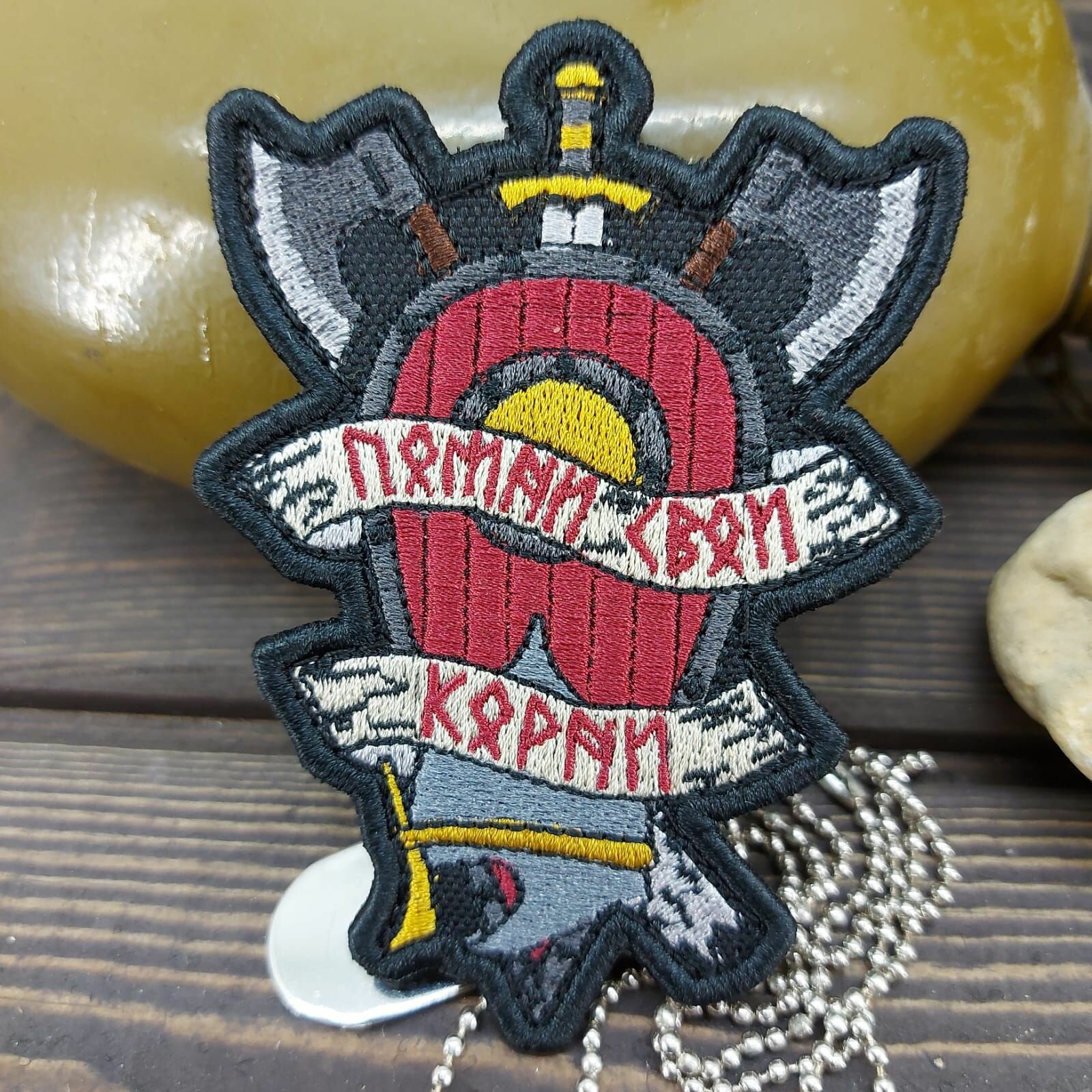 Нашивка ( шеврон патч patch ) тактическая Щит красный/ Помни корни свои вышитая 10х7 на липучке