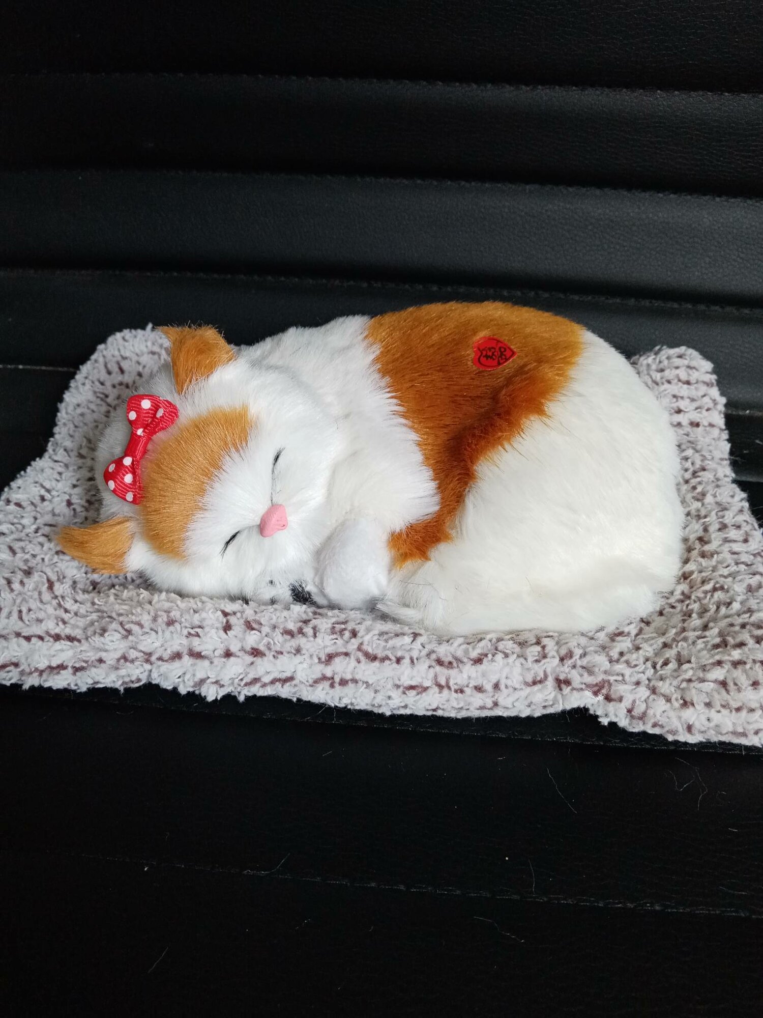 Мягкая игрушка *Кошечка спящая на коврике, мяукающая*, 28см. х19см.(искусственный мех)