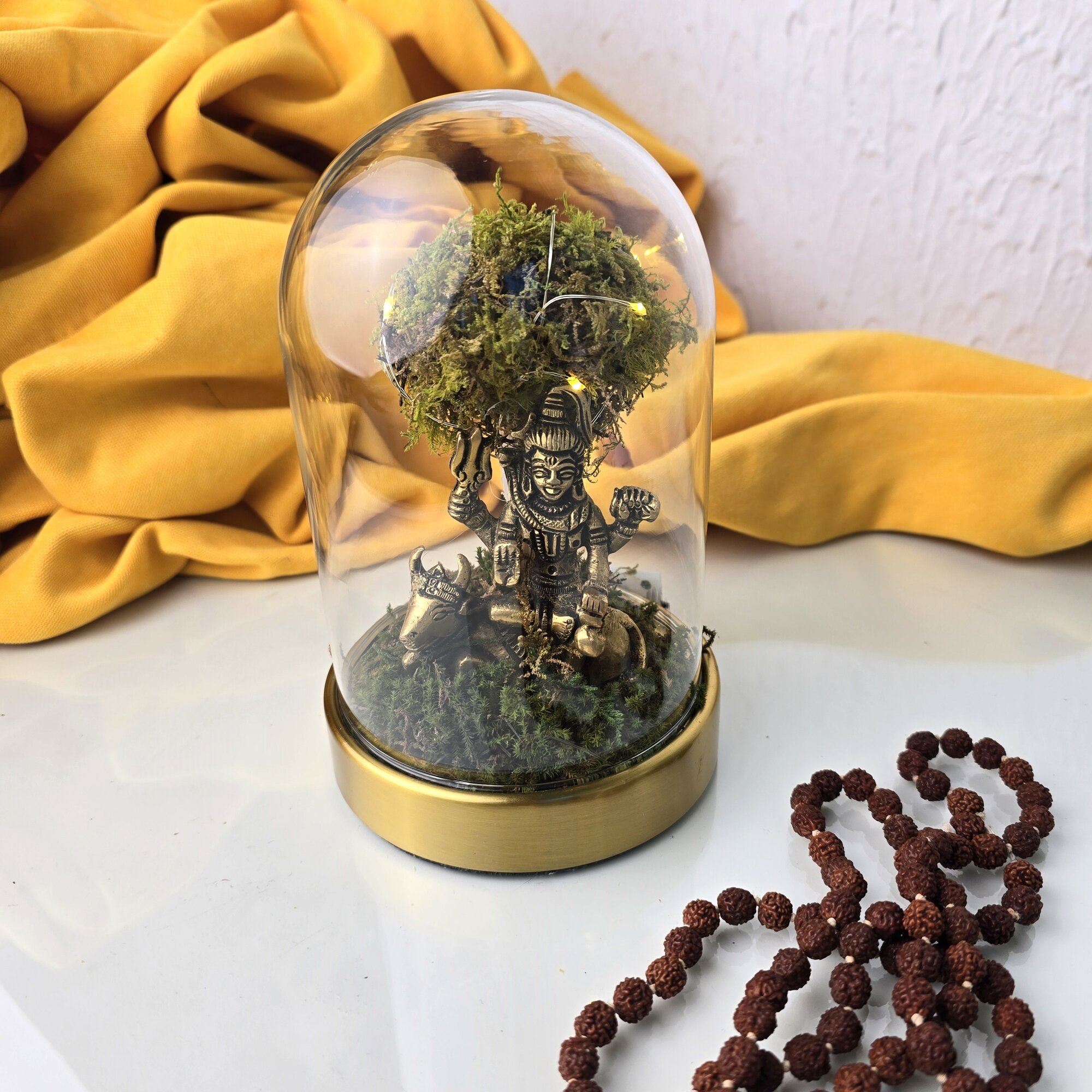 Композиция в колбе из стабилизированного мха "Шива под деревом"