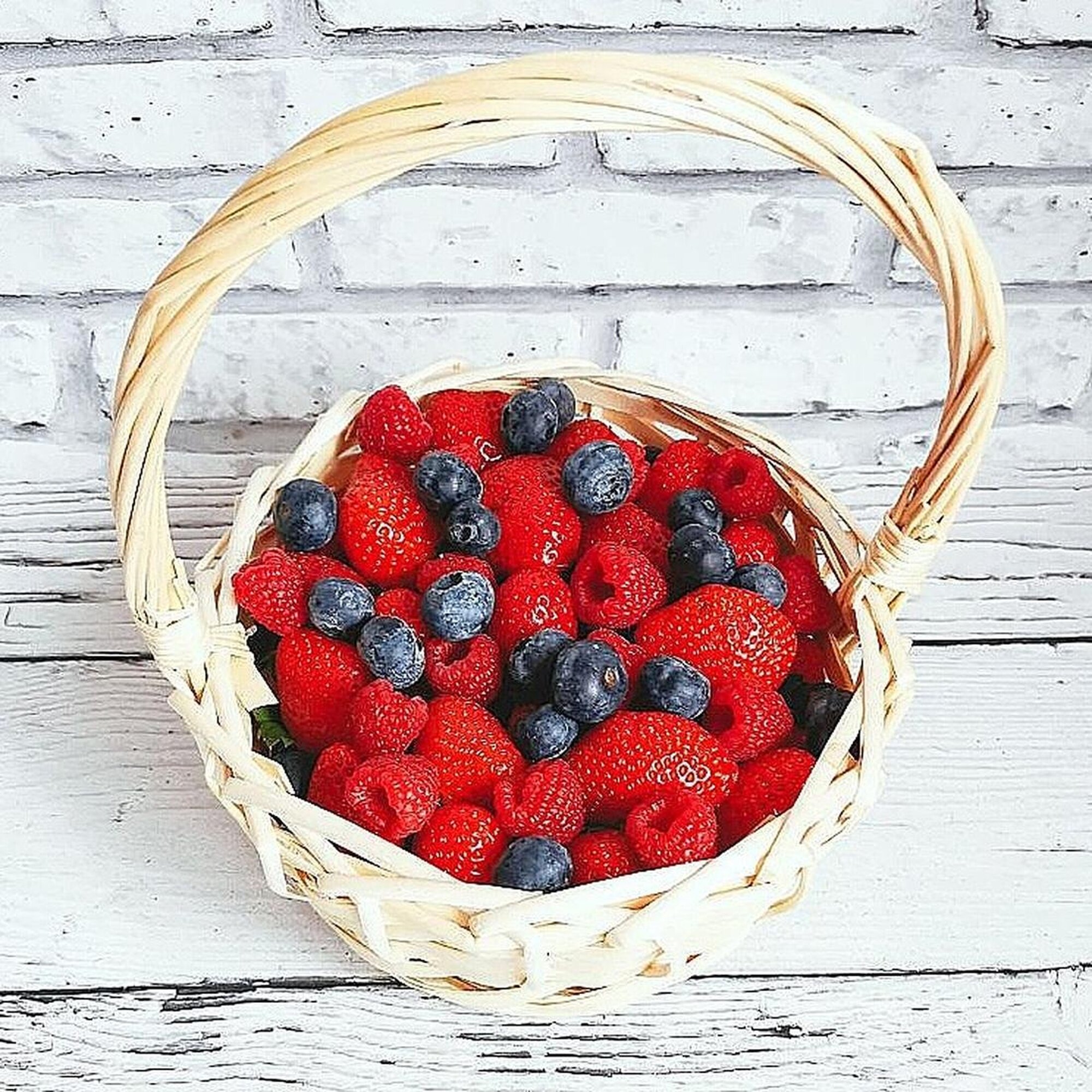 Ягодный микс Mklubni малина/клубника/голубика, в плетеной корзине