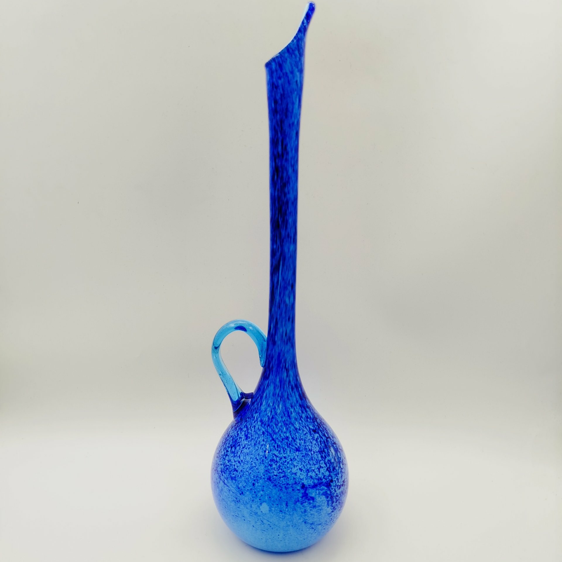 Кувшин с вытянутым горлышком, синего оттенка, цветное стекло, гутная техника