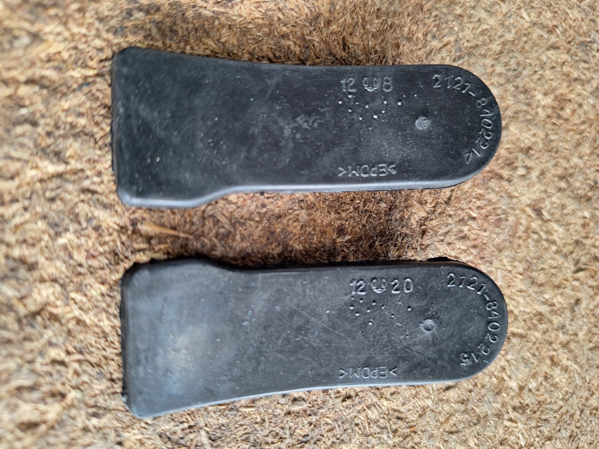 Отбойники капота для ВАЗ 2121-21214 Нива и ихмодификаций