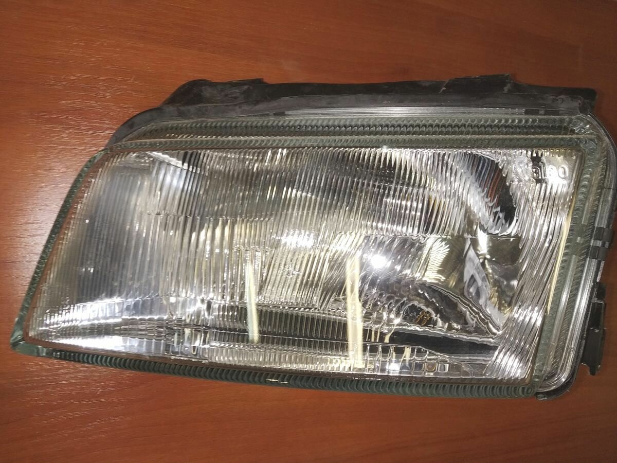 Фара основная левая Audi A4 8D Новая оригинал 8D0941029
