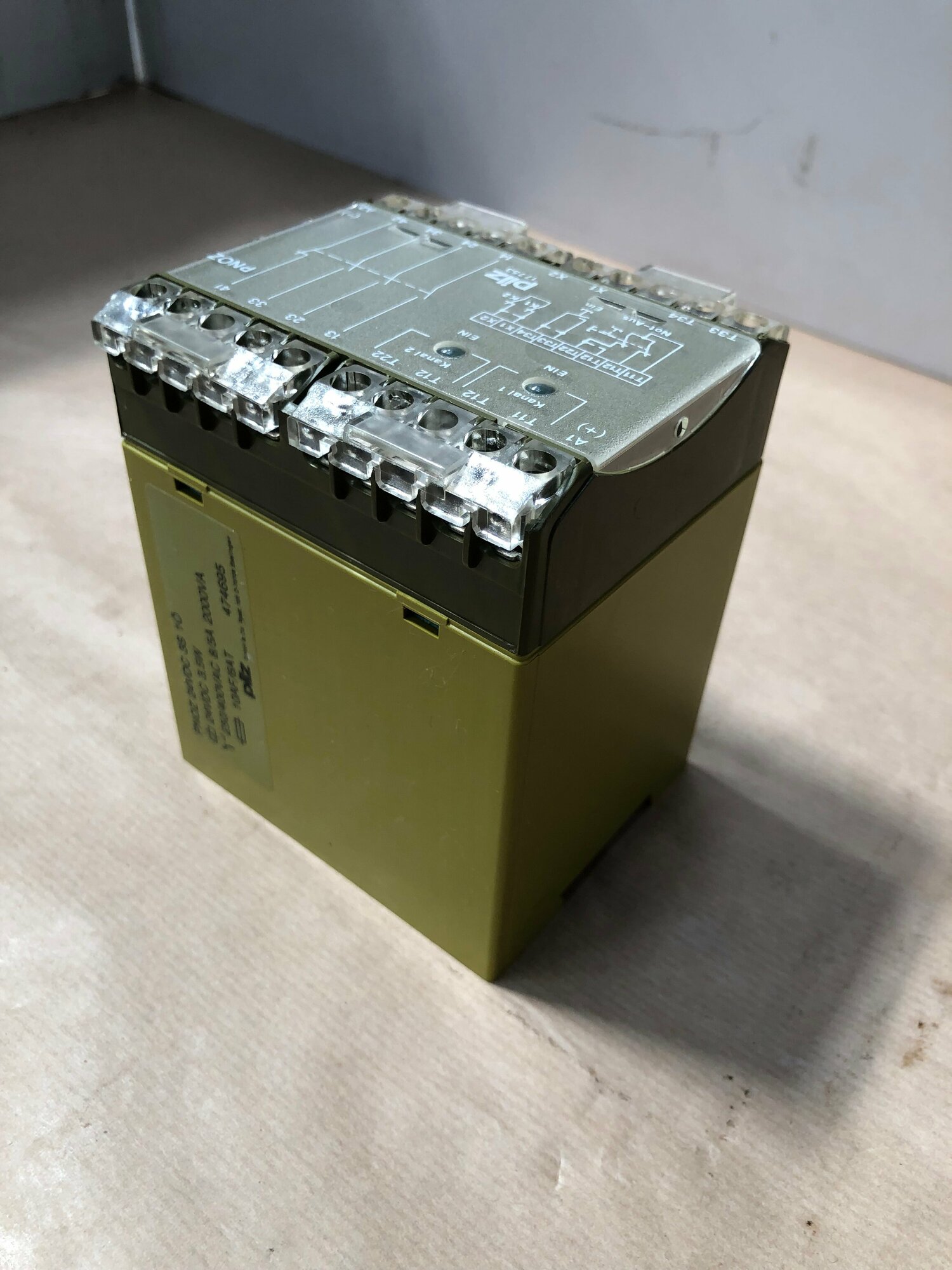 Реле безопасности PILZ 474695