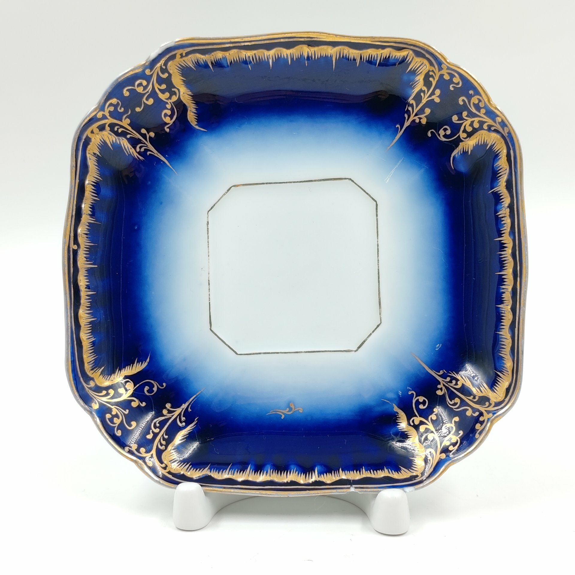 Блюдце квадратной формы с растительным орнаментом, фарфор, роспись, золочение