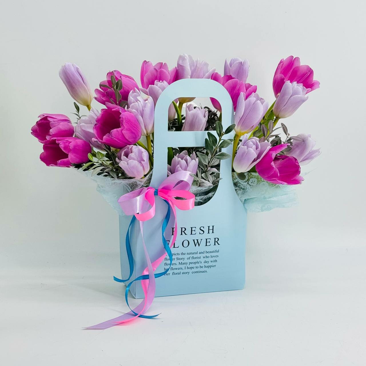 Нежный букет из 21 тюльпана в сумочке