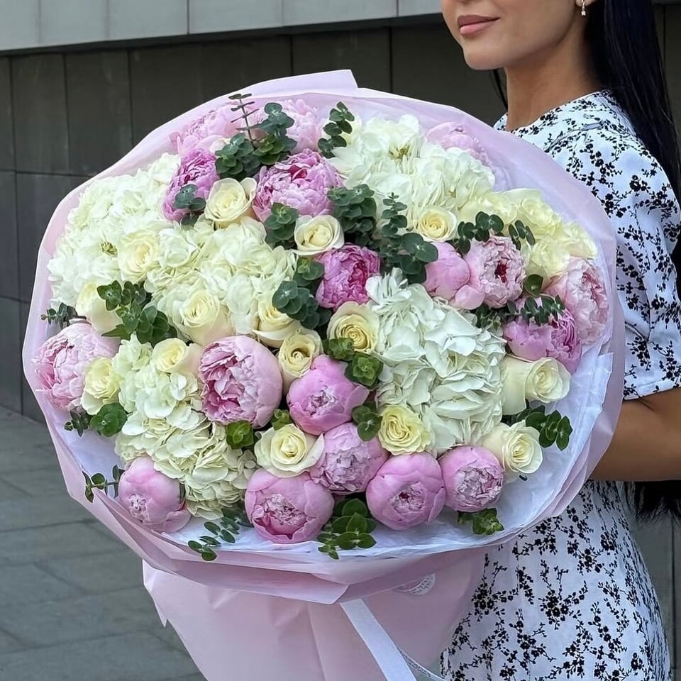 Букет из розовых пионов, белых роз и гортензий с эвкалиптом, красивый букет цветов, шикарный, премиум цветы, премиум букет
