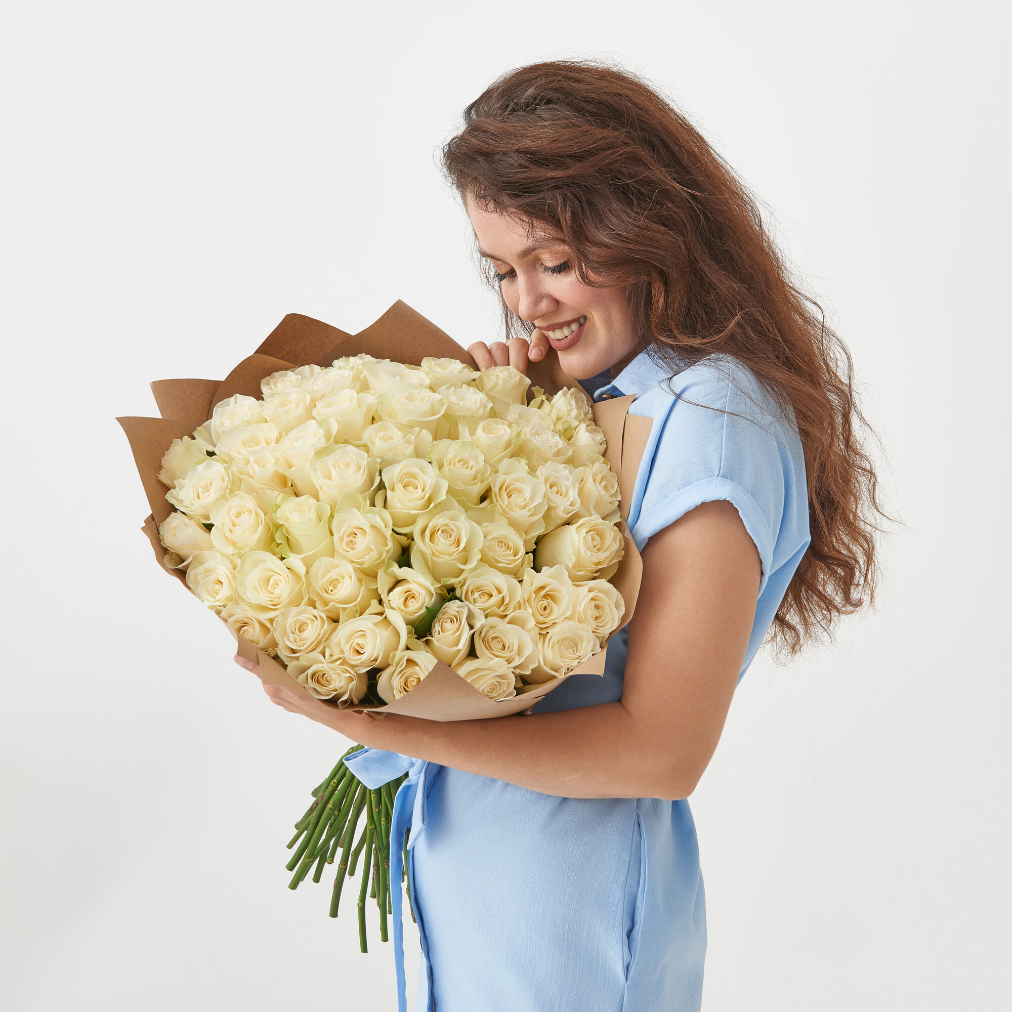 51 роза белая Эквадор, розы в крафте, букет из роз с доставкой