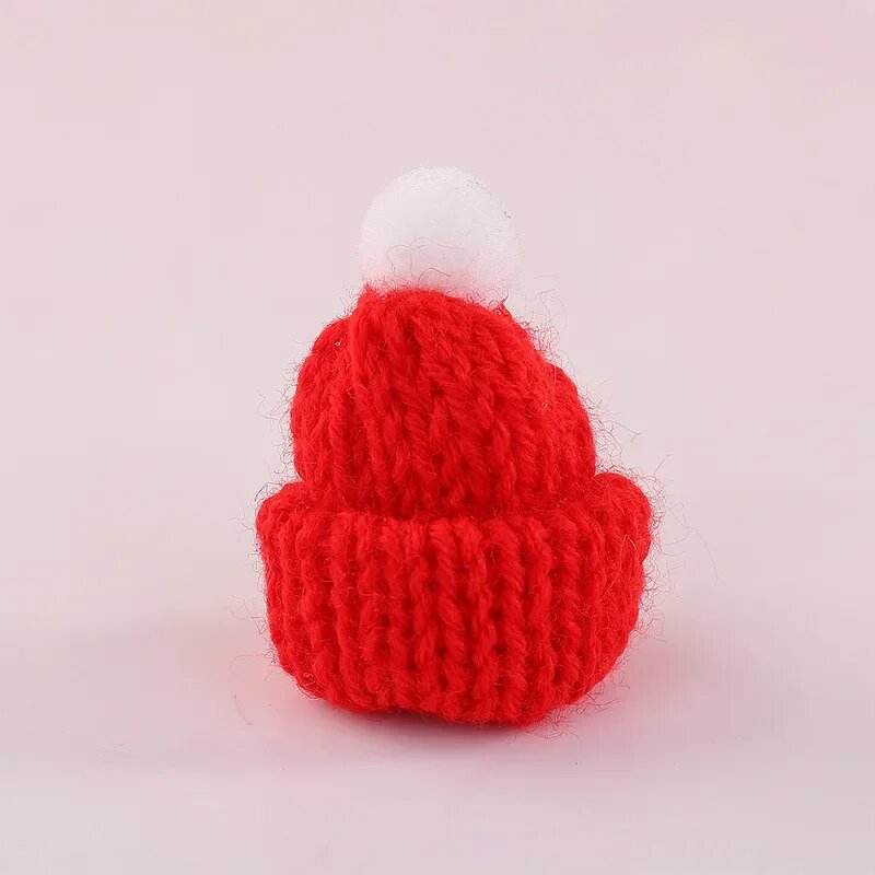 Мини вязаные броши для кукол Red hat