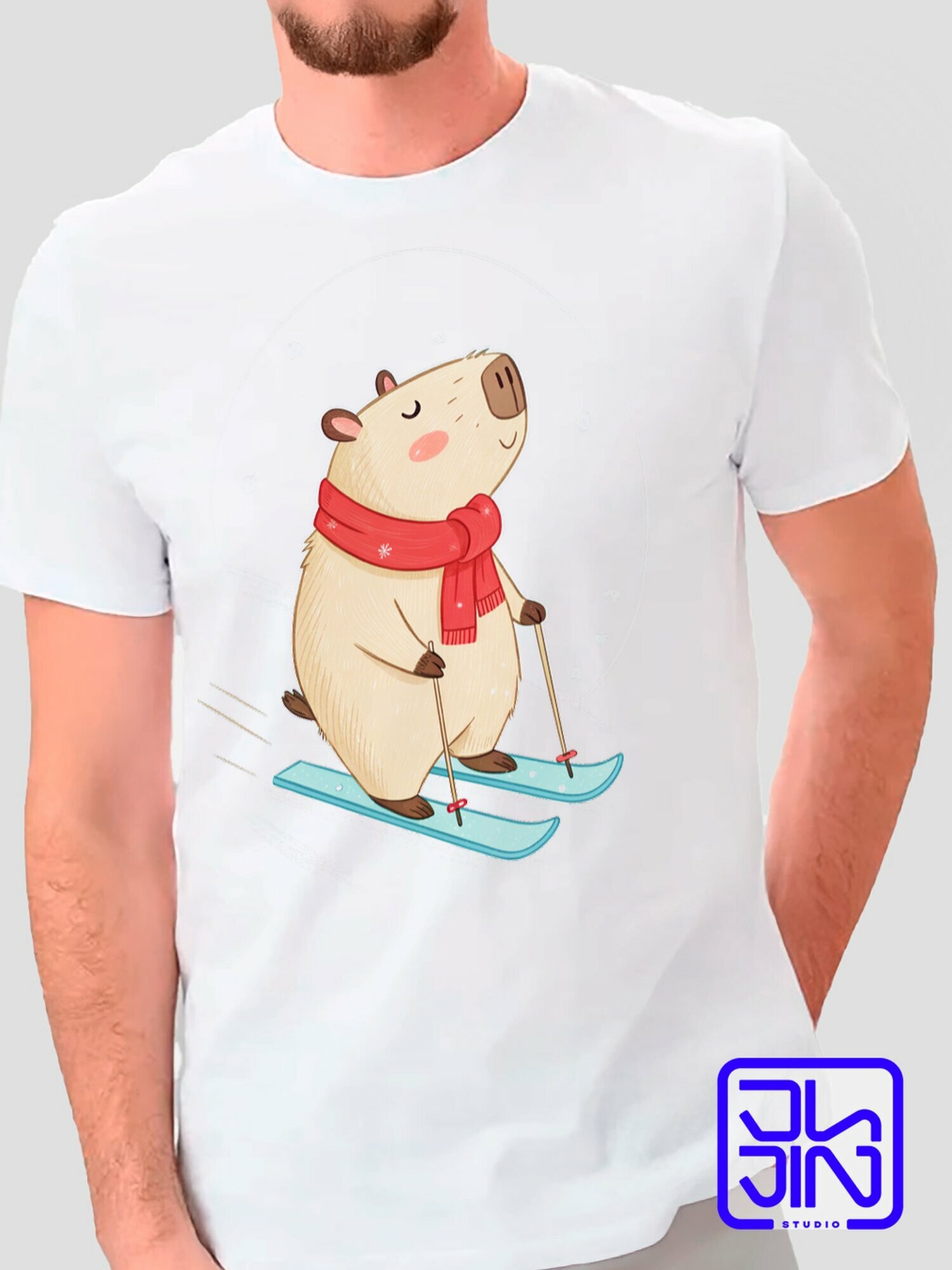 Футболка классическая мужская с авторским принтом Веселый бежевый медведь на лыжах в красном шарфе, смешной зимний экстрим, белый хлопковый трикотаж с прикольным рисунком на груди