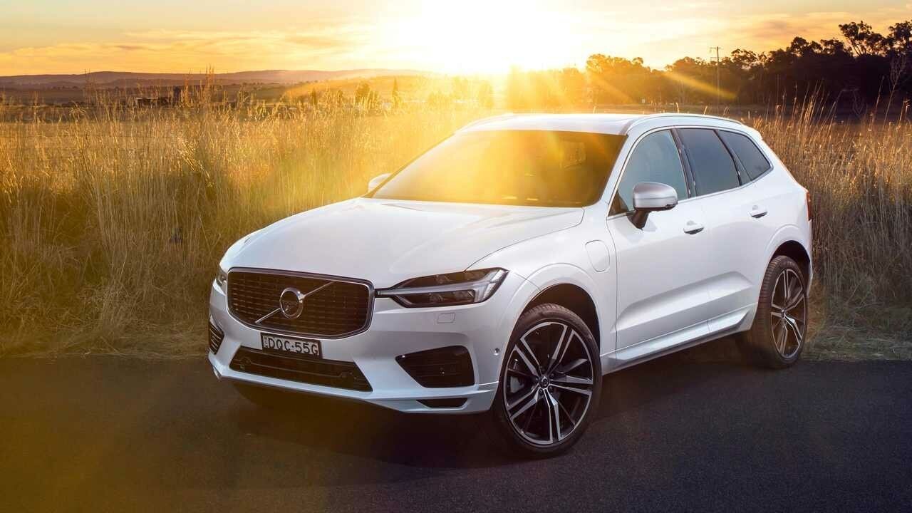 Картина на холсте 110x60 LinxOne "Белый автомобиль Volvo XC60" интерьерная для дома / на стену / на кухню / с подрамником