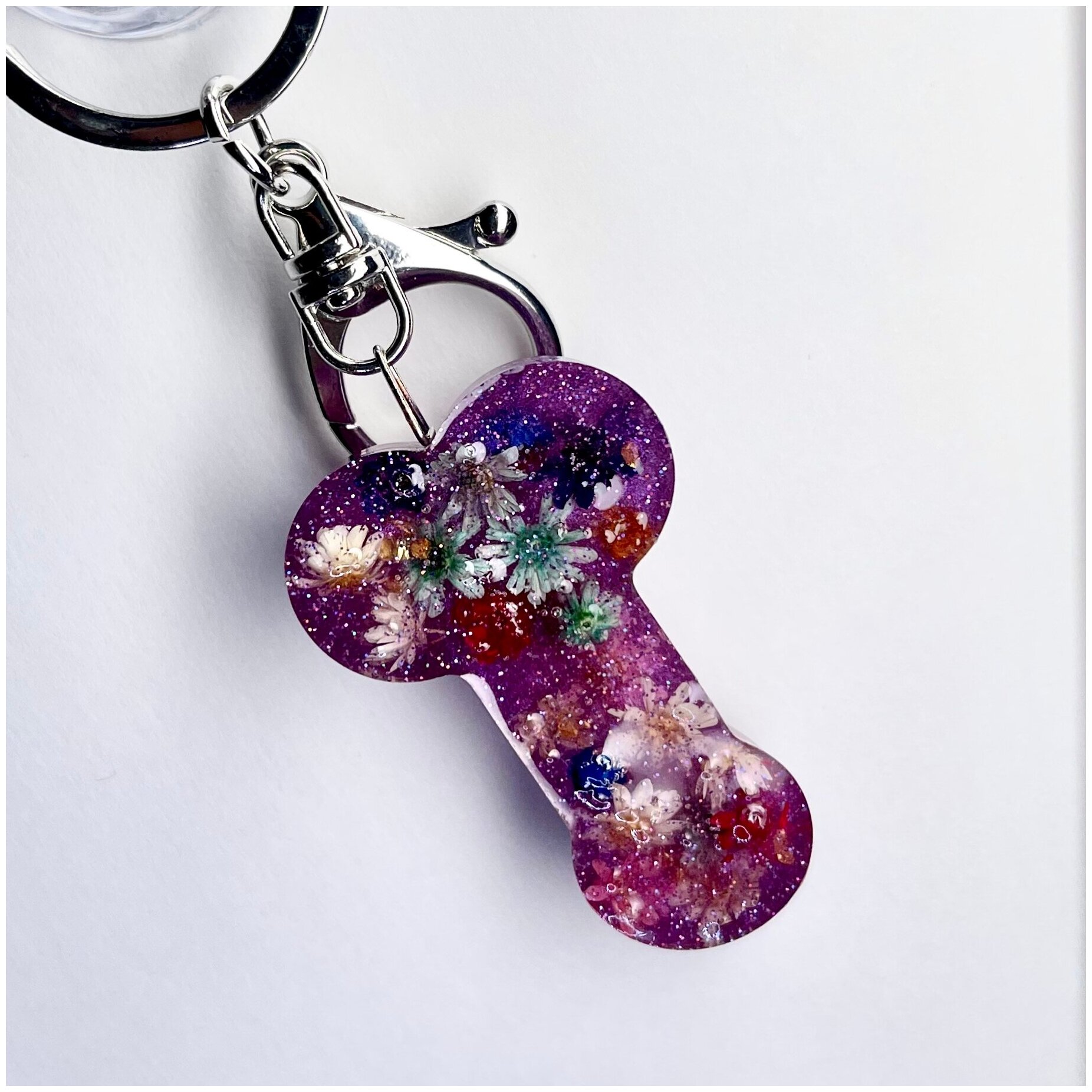 Креативный фиолетовый брелок в форме пениса, инкрустированный сухоцветами и блестками EVTUSHENKO ART.