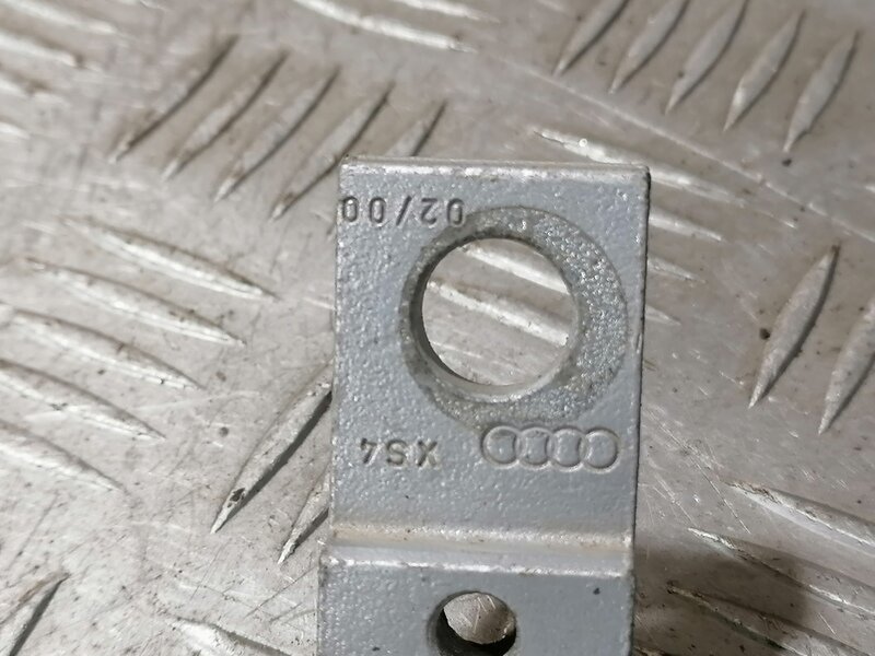 Петля двери задней правой верхняя AUDI A4 B7 2005-20 8E0831402C