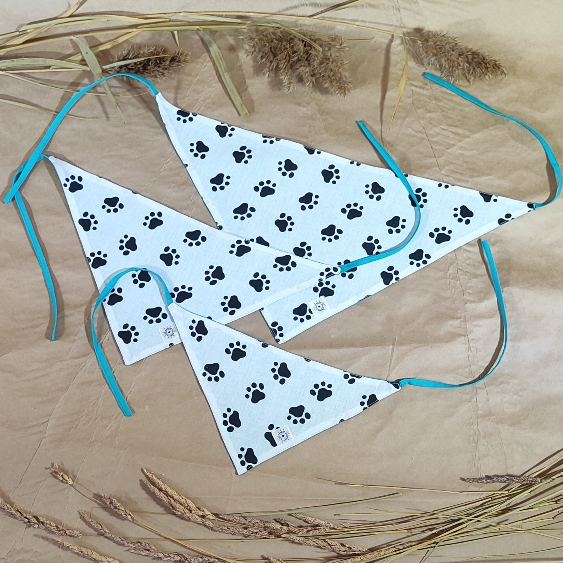 Бандана для собак хлопковая с принтом лапки, объём шеи 39см, размер M