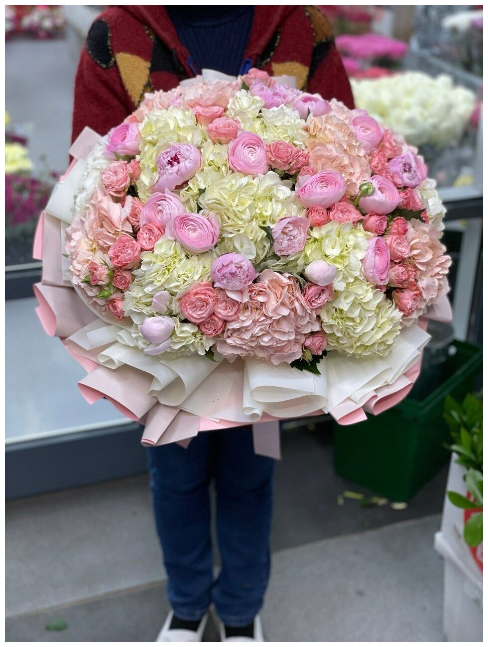 Букет wowflo "Эйфория", цветы гортензии, розы, пионов, ранункулюсов, 45 шт, 60 см