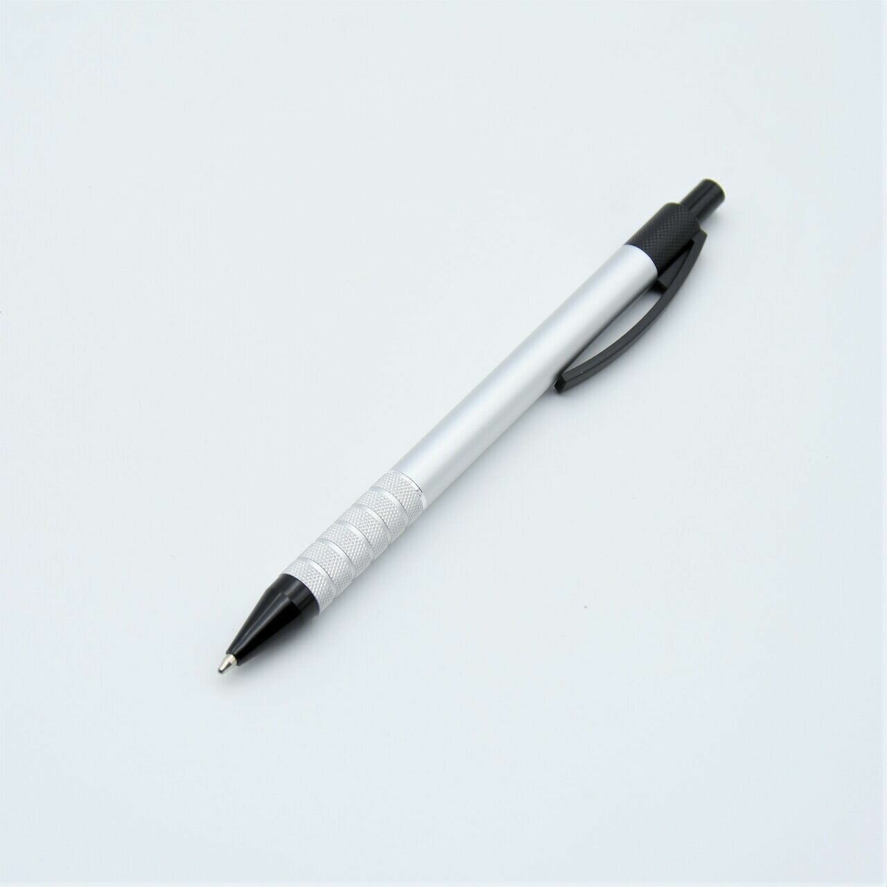 Ручка шариковая подарочная 0,7мм синяя, кнопочный механизм, корпус матово-серебряный, футляр