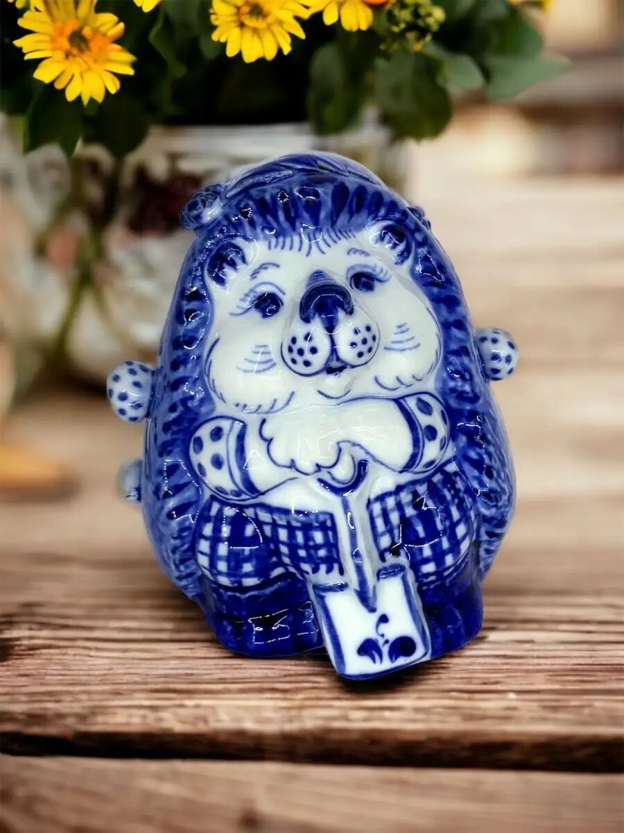 Фарфоровая статуэтка интерьерная "Ёжик с лопатой"