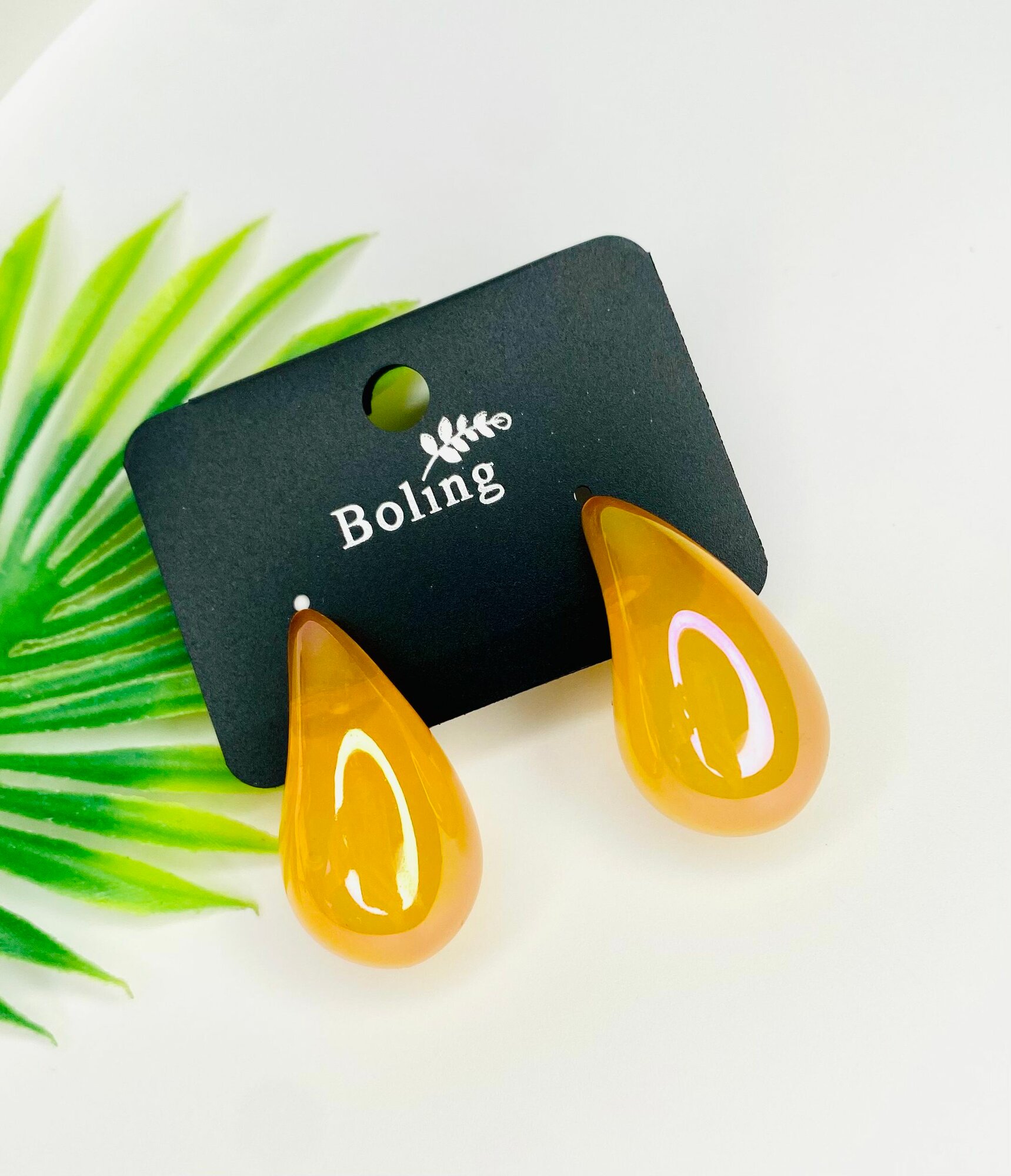 Серьги пусеты, пластик