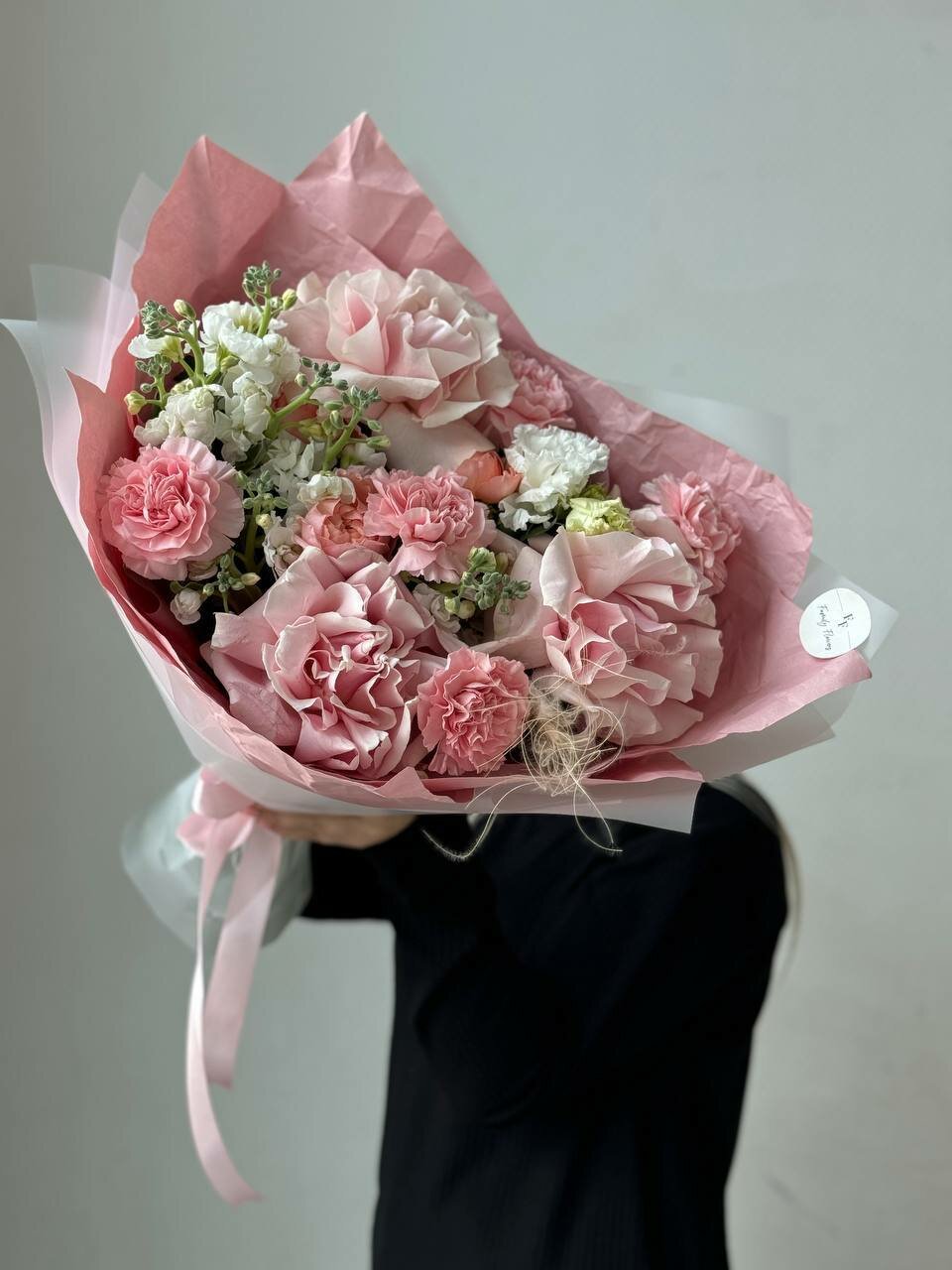 Розовый букет с ажурными деталями